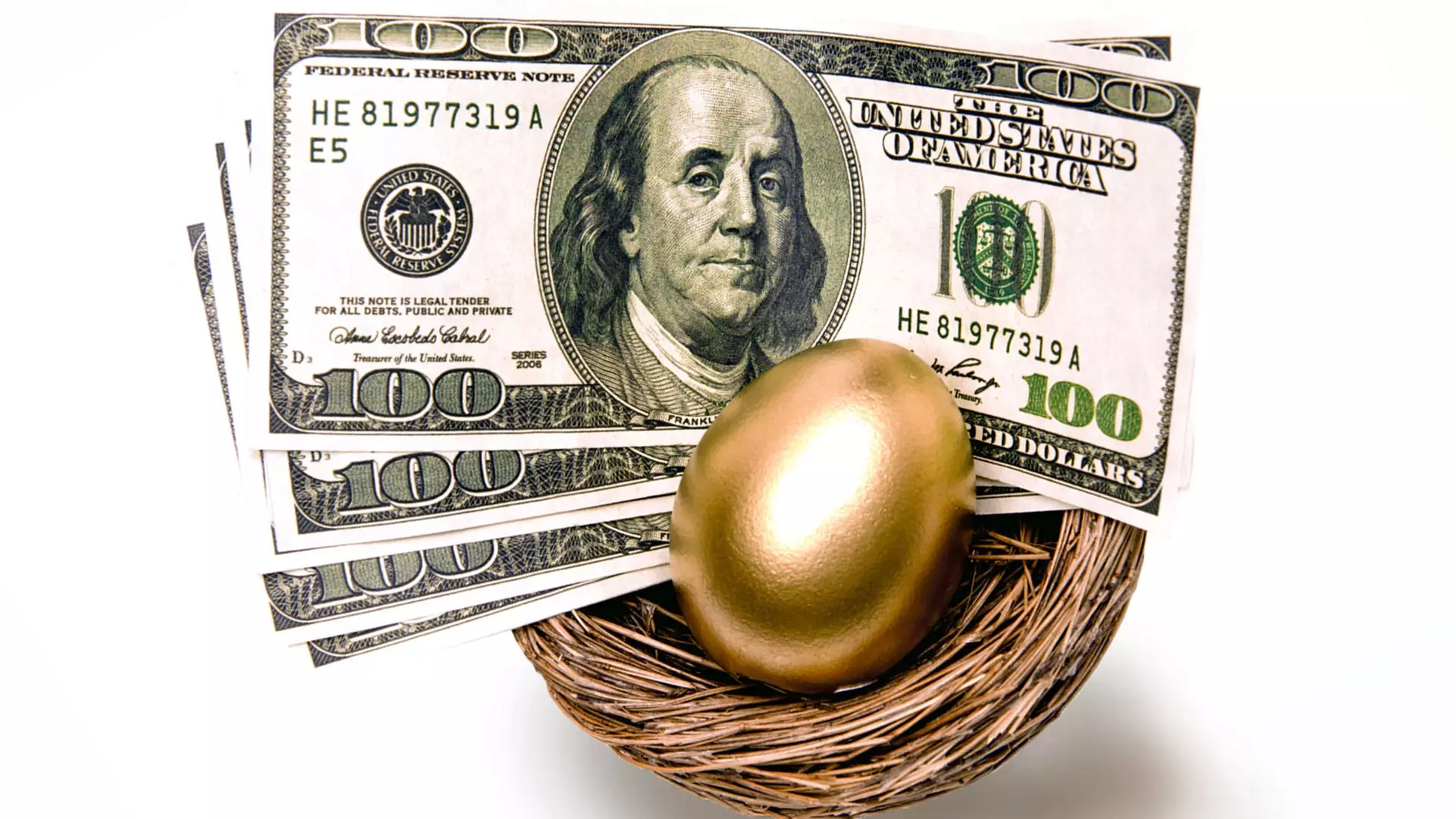 Một cái tổ với một quả trứng vàng và tiền trong đó là cách tốt nhất để tiết kiệm tiền.