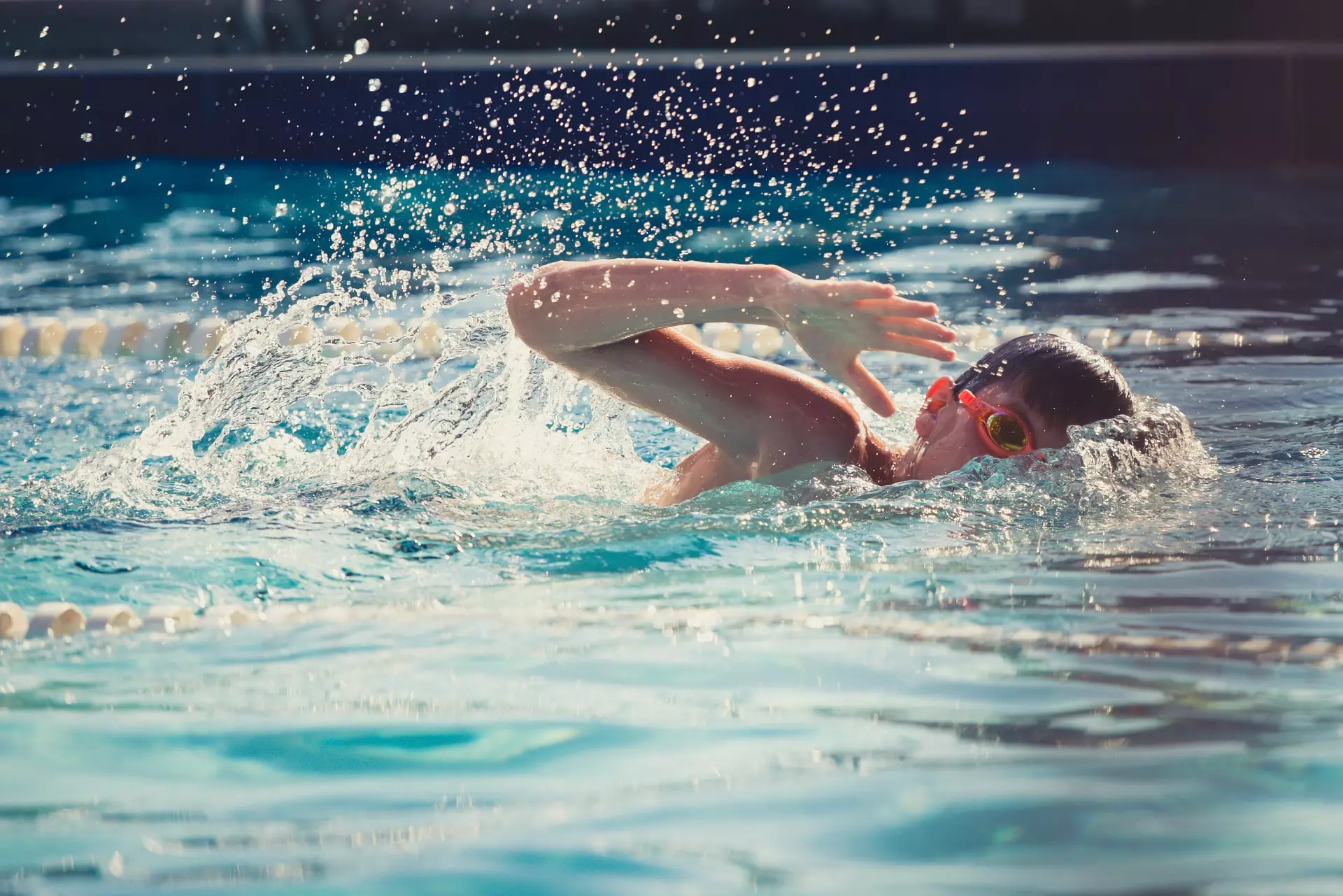 多动症男孩游泳缓解压力