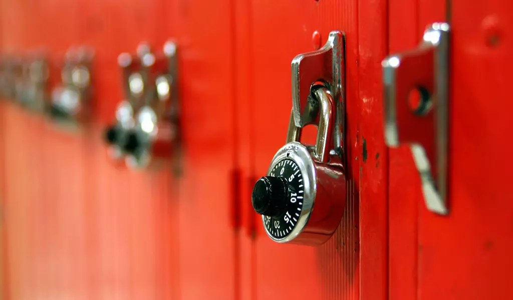 ตู้เก็บของสีแดงพร้อมรหัสล็อคในโรงเรียนมัธยมศึกษาตอนต้นของนักเรียนสมาธิสั้น
