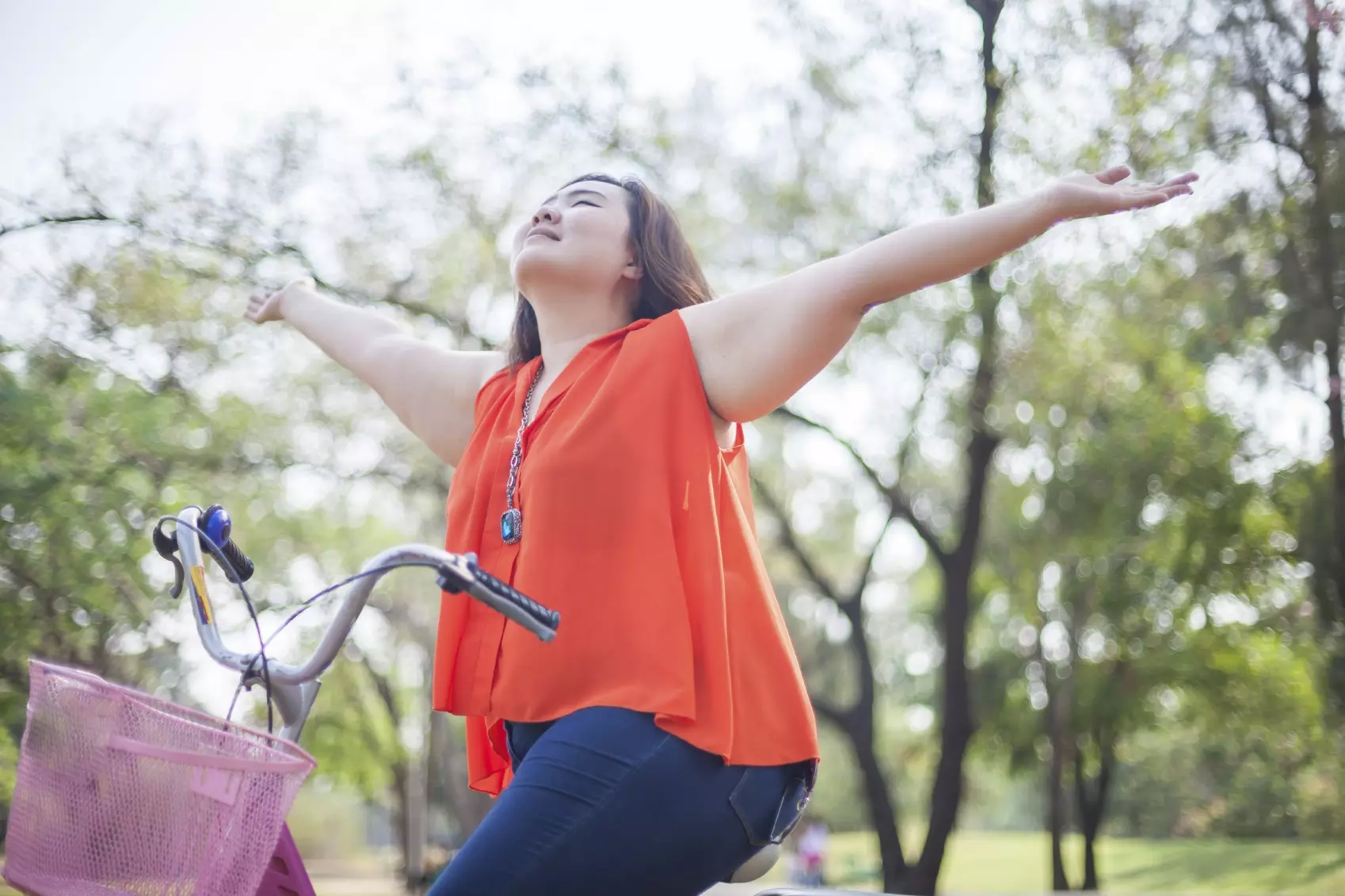 Kobieta z ADHD jeździ na rowerze. Regularne ćwiczenia mają kluczowe znaczenie dla utraty wagi.