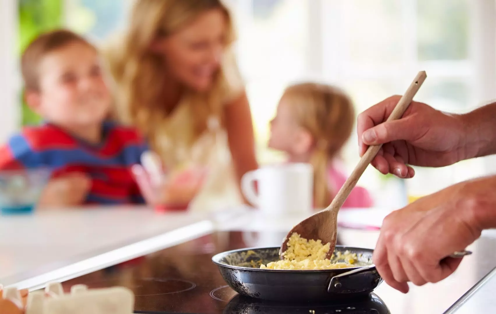 ADHD मुलांसाठी स्क्रॅम्बल्ड अंड्याचा नाश्ता तयार करताना वडील