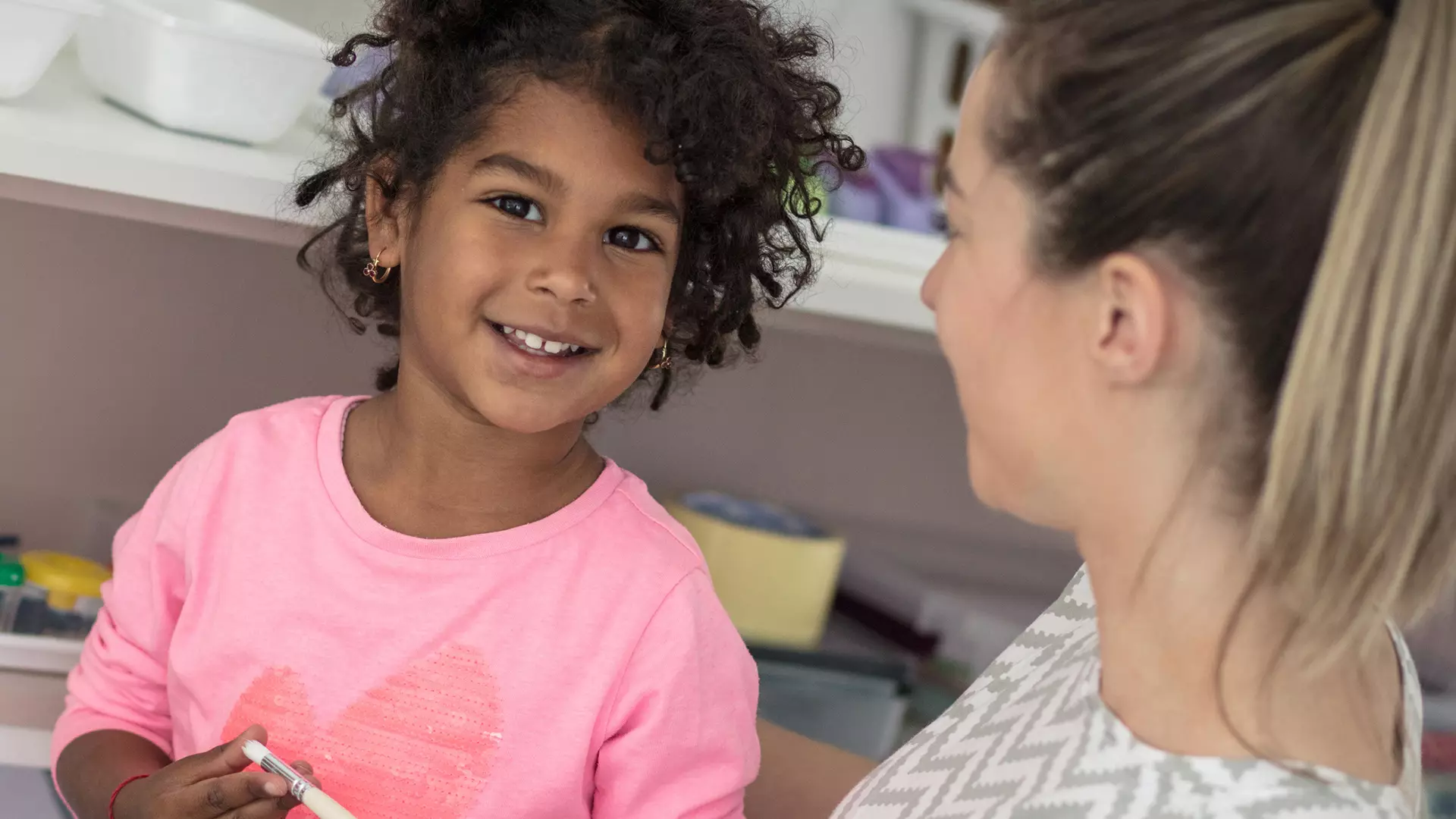 Dívka s ADHD ve škole pohodlně mluví se svým učitelem a sebeobhajuje