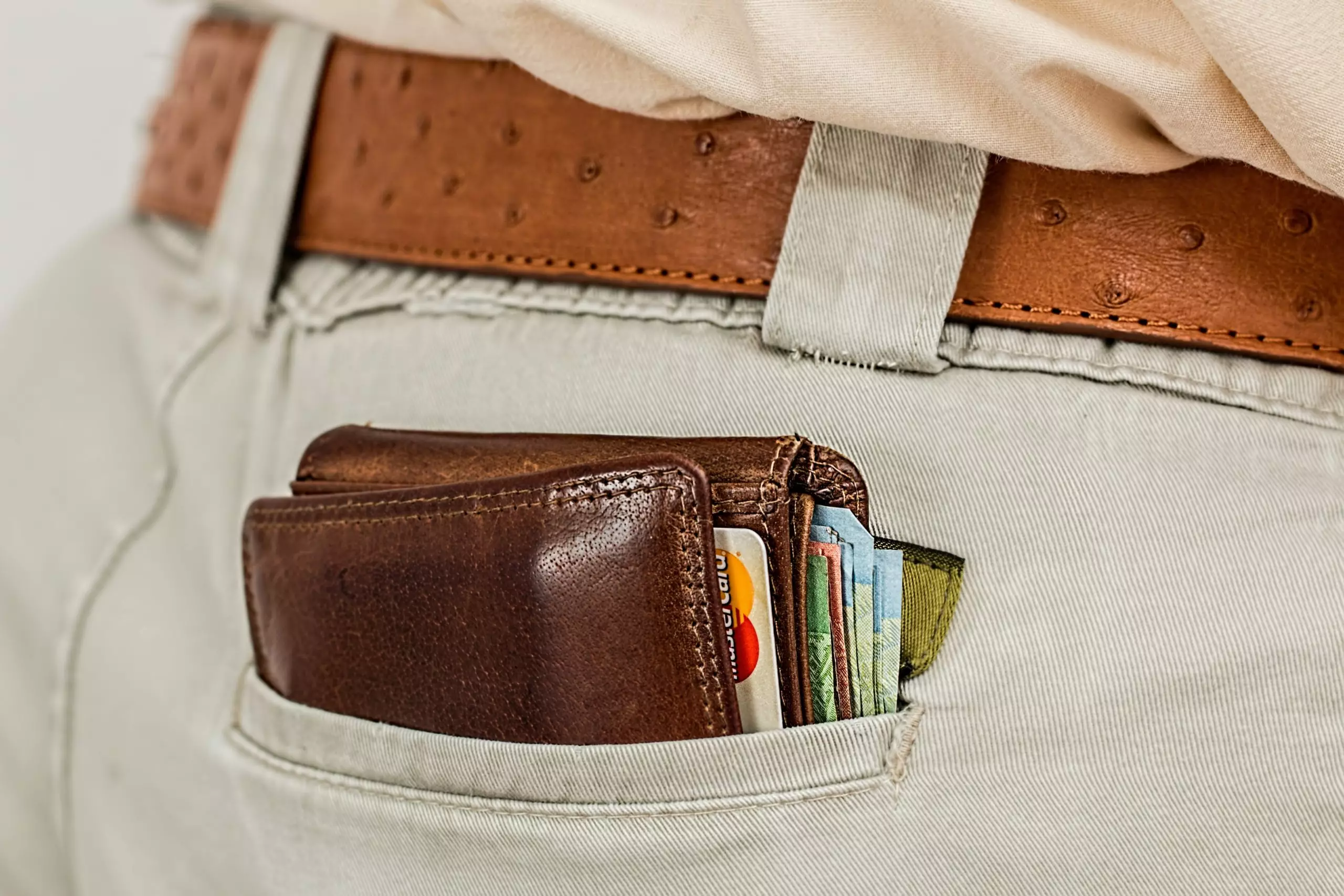 ADHD-s férfi a hátsó zsebéből kilógó pénztárcával
