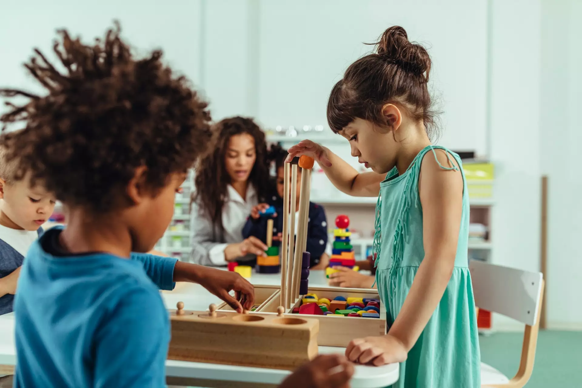 Murid prasekolah di dalam bilik darjah. Tiada garis panduan untuk mendiagnosis ADHD pada kanak-kanak kecil, tetapi kanak-kanak berumur prasekolah boleh didiagnosis.