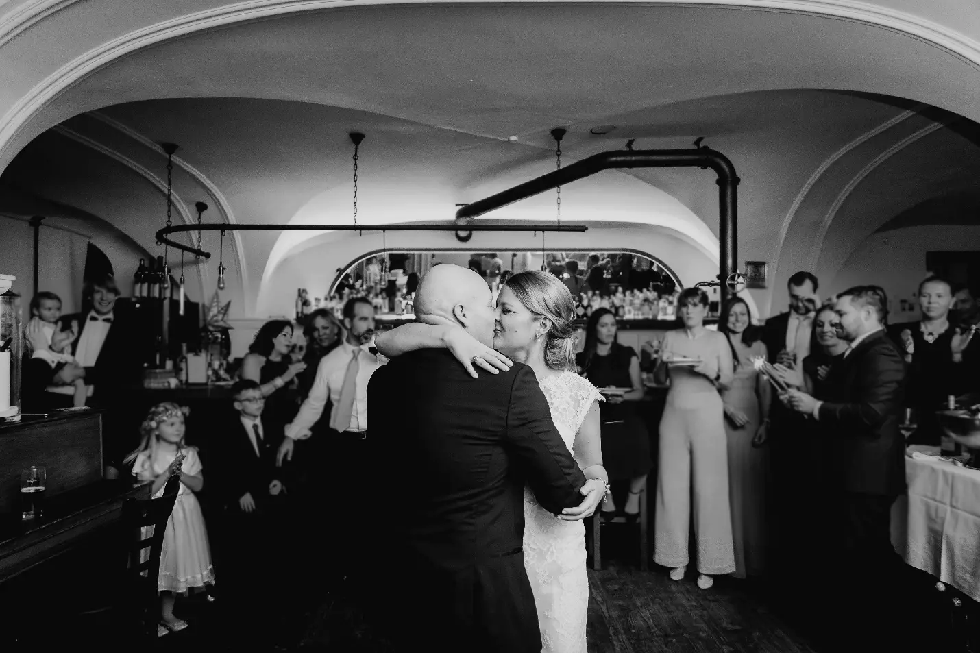 นักเขียนและภรรยาเต้นรำในงานแต่งงาน