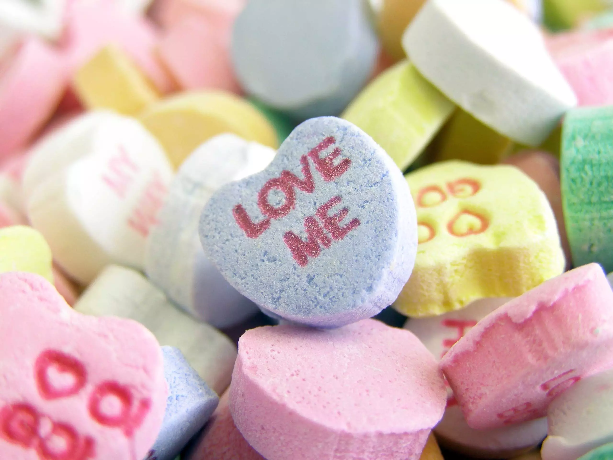 Cukorka szívek, amelyeken a Love Me felirat szerepel, mert az ADHD nem okozza a felnőttkori ADHD szakításokat