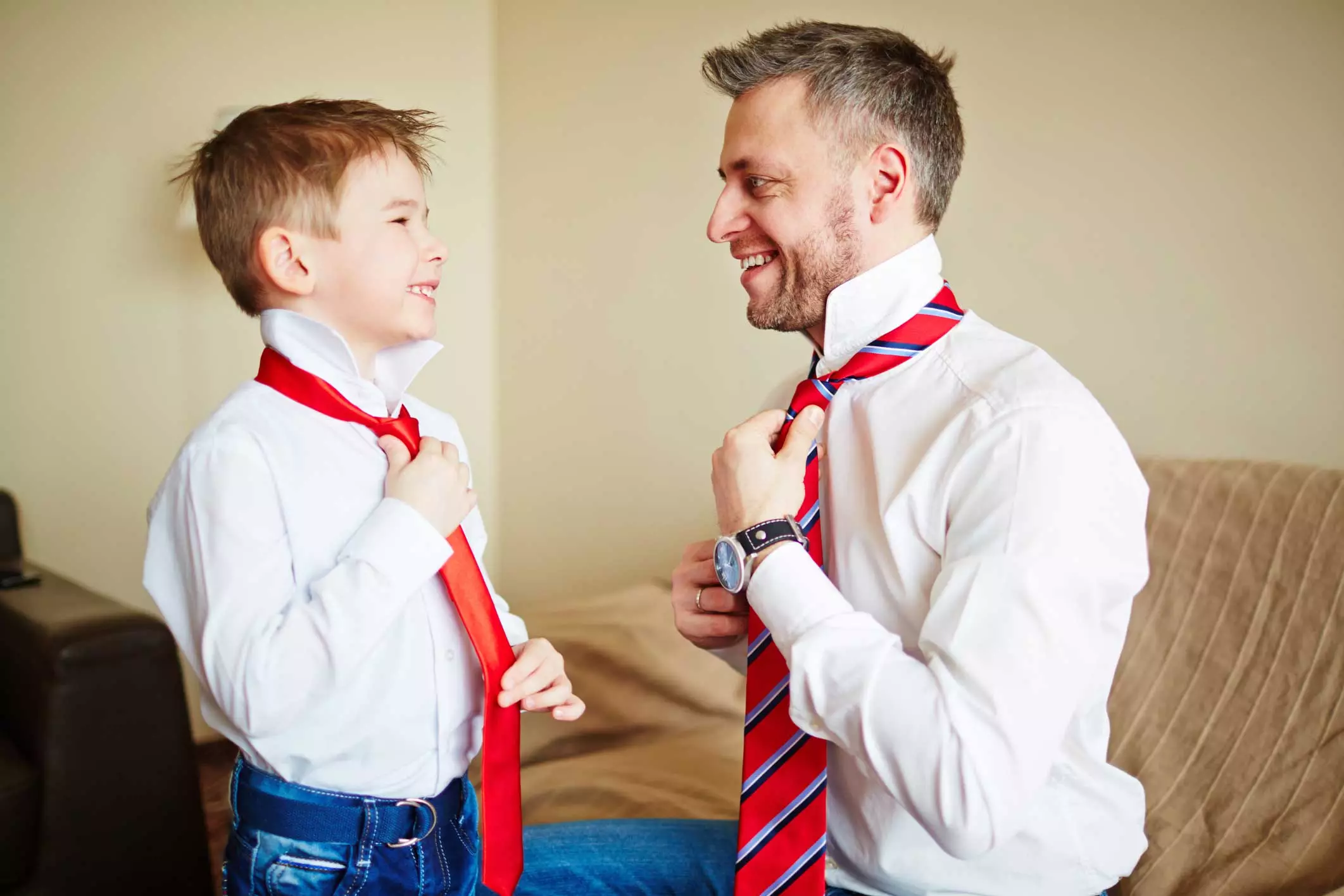 Ojciec i syn zakładają krawaty