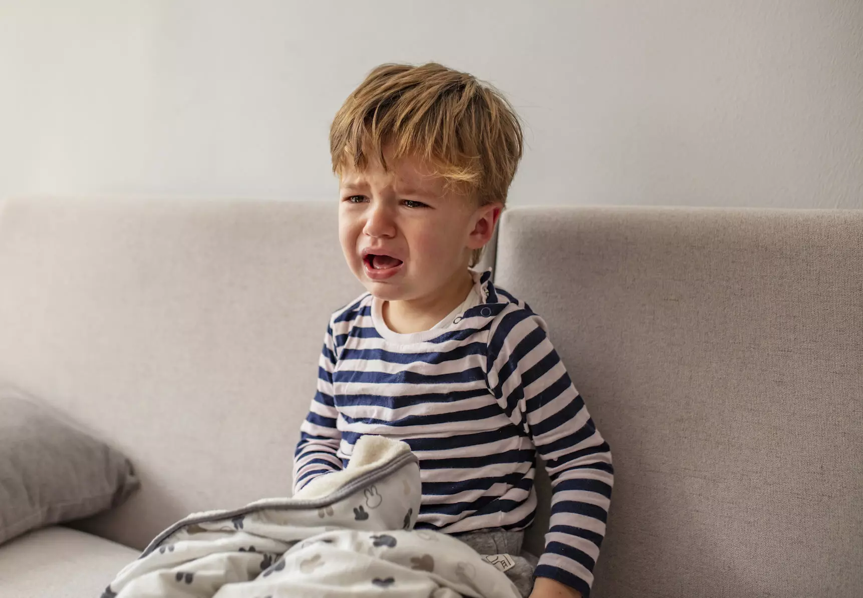 Un bambino sconvolto e piangente. L'estrema emotività è un segno di ADHD nei bambini piccoli.