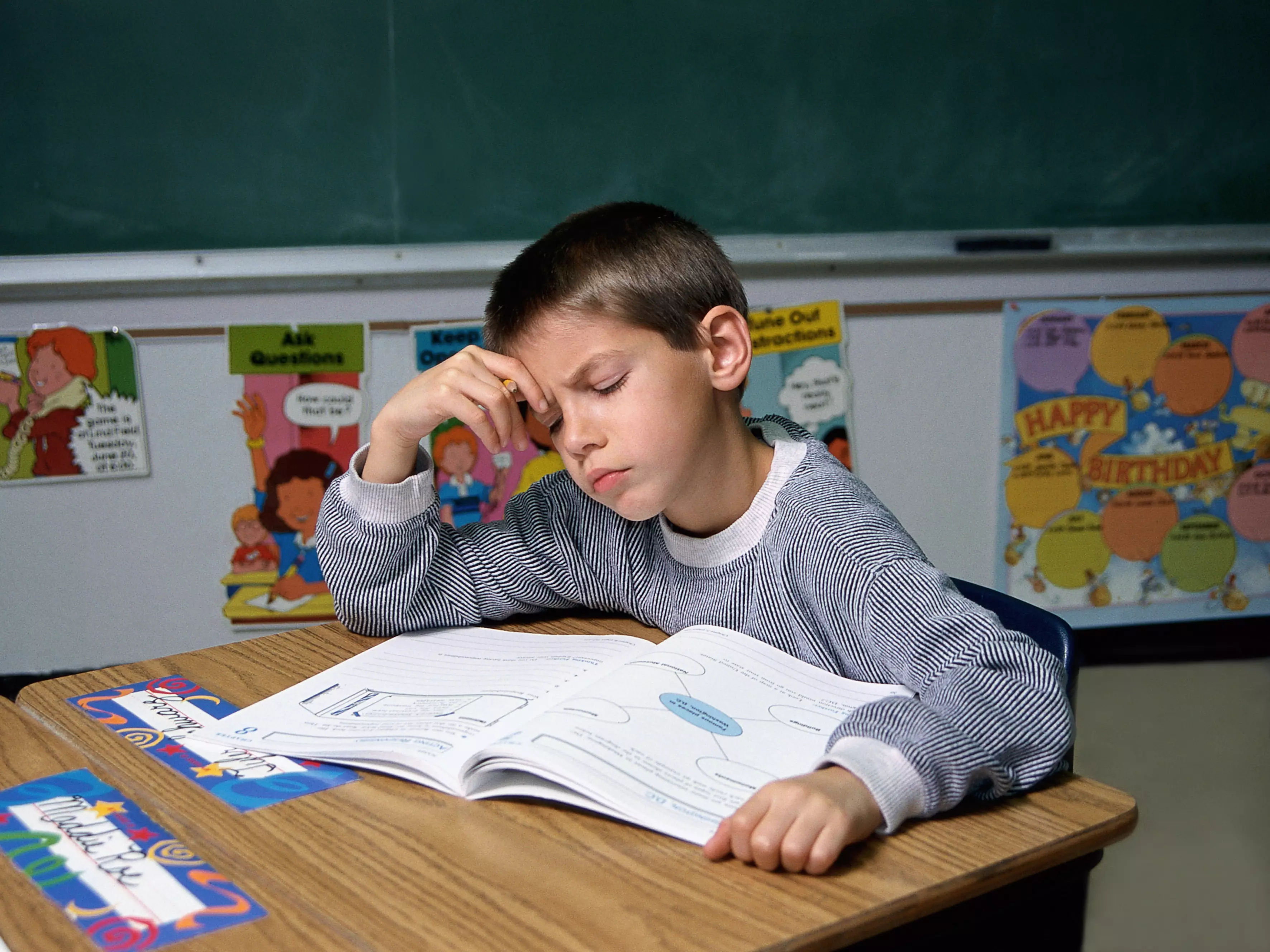 Zarokek ADHD di dibistanê de û di pêkanîna vî karî de zehmetiyan dikişîne.