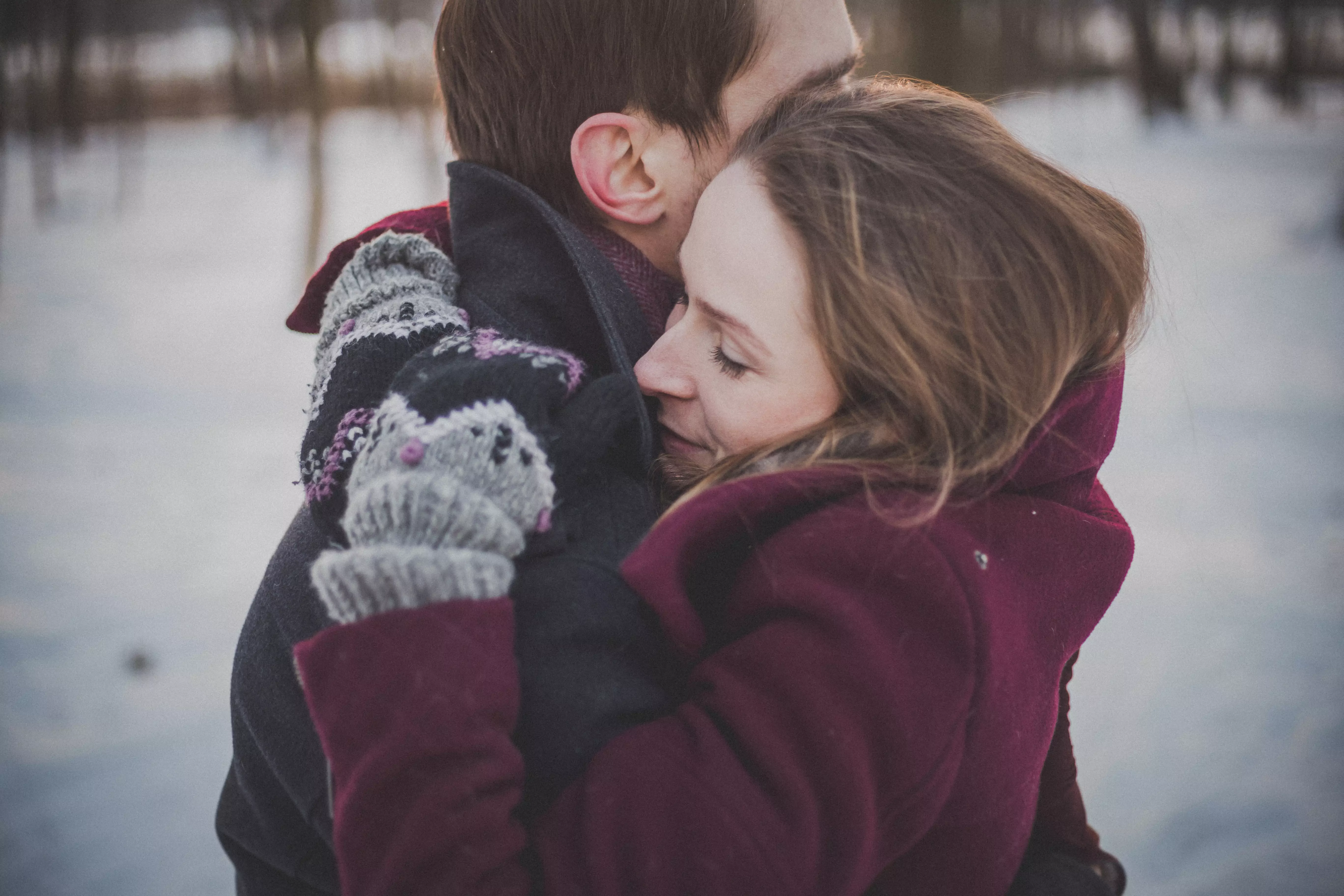 زوجان ADHD في الحب ، يتعانقان في الخارج في فصل الشتاء