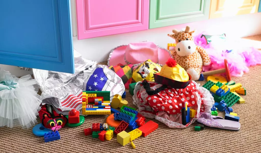 ADHD-lapsen huone täynnä leluja ja sotkua