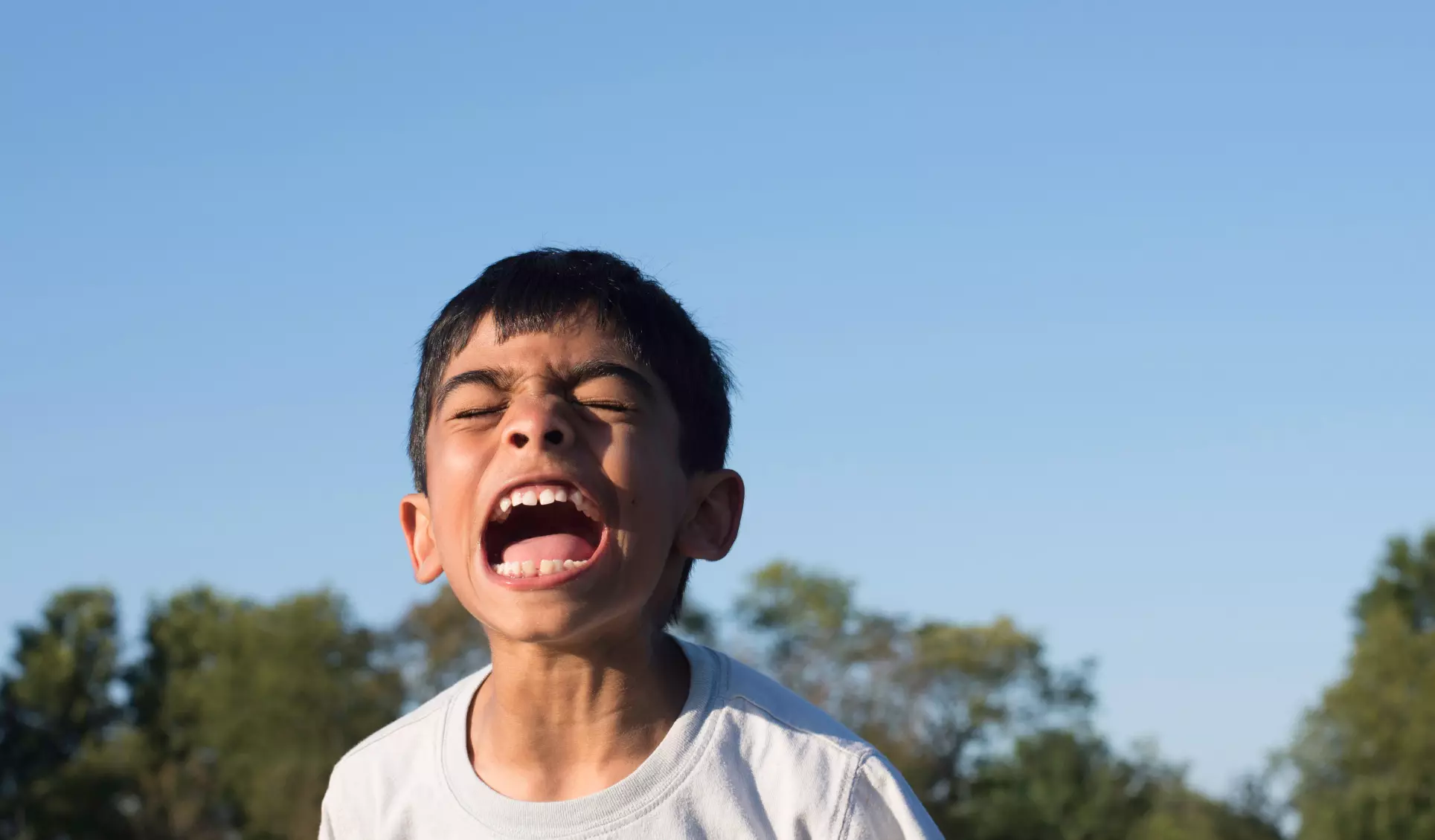 Gutt med ADHD har nedsmelting og skriker utenfor