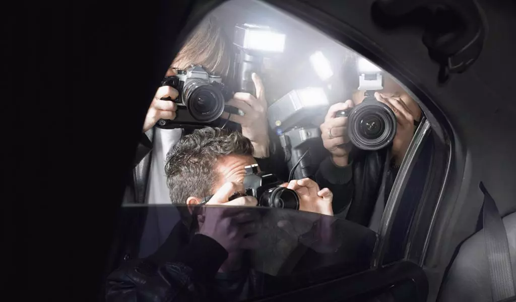 Paparazzi fotografišu poznatu osobu sa ADHD-om kroz prozor limuzine