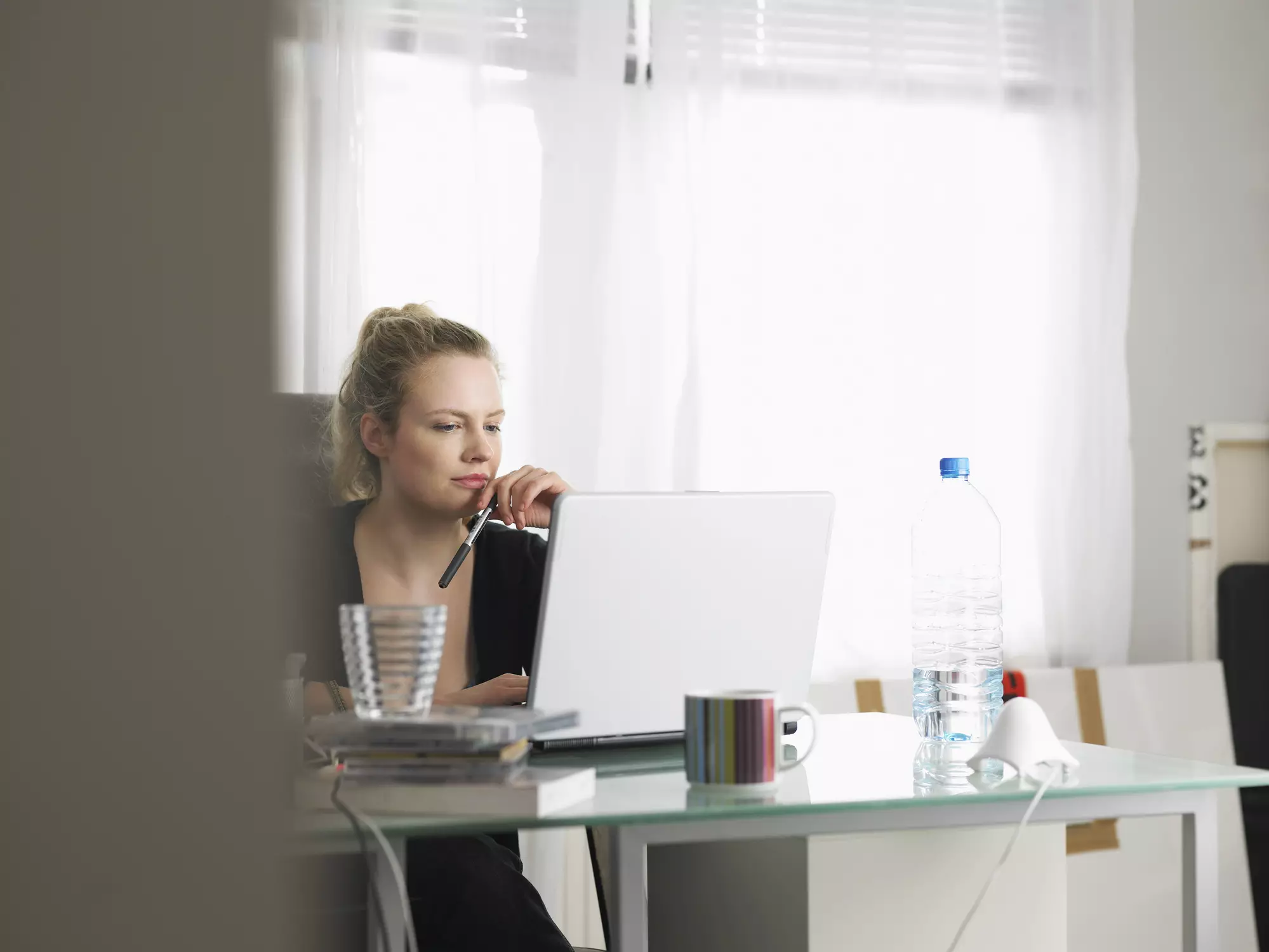 Wanita ADHD menggunakan laptop duduk di kantor