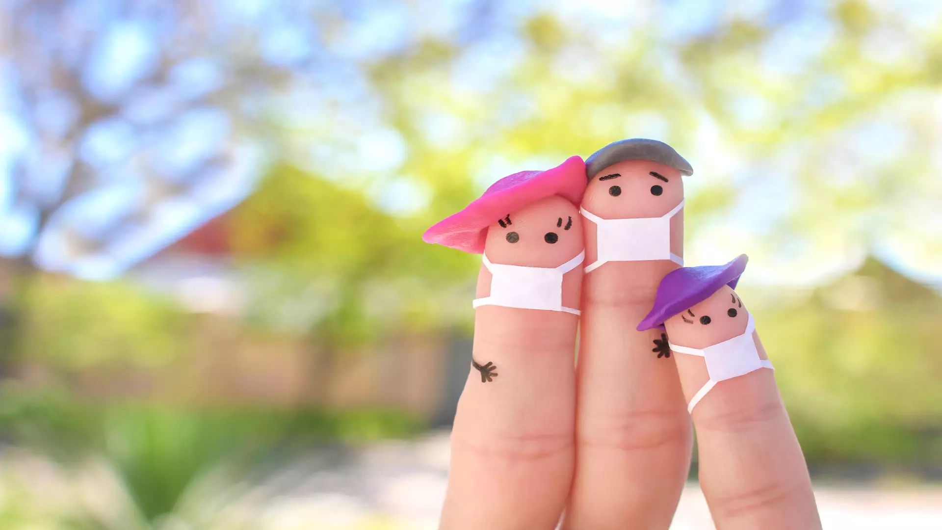 戴口罩的家庭手指藝術 — 2020 年多動症兒童夏季安全活動