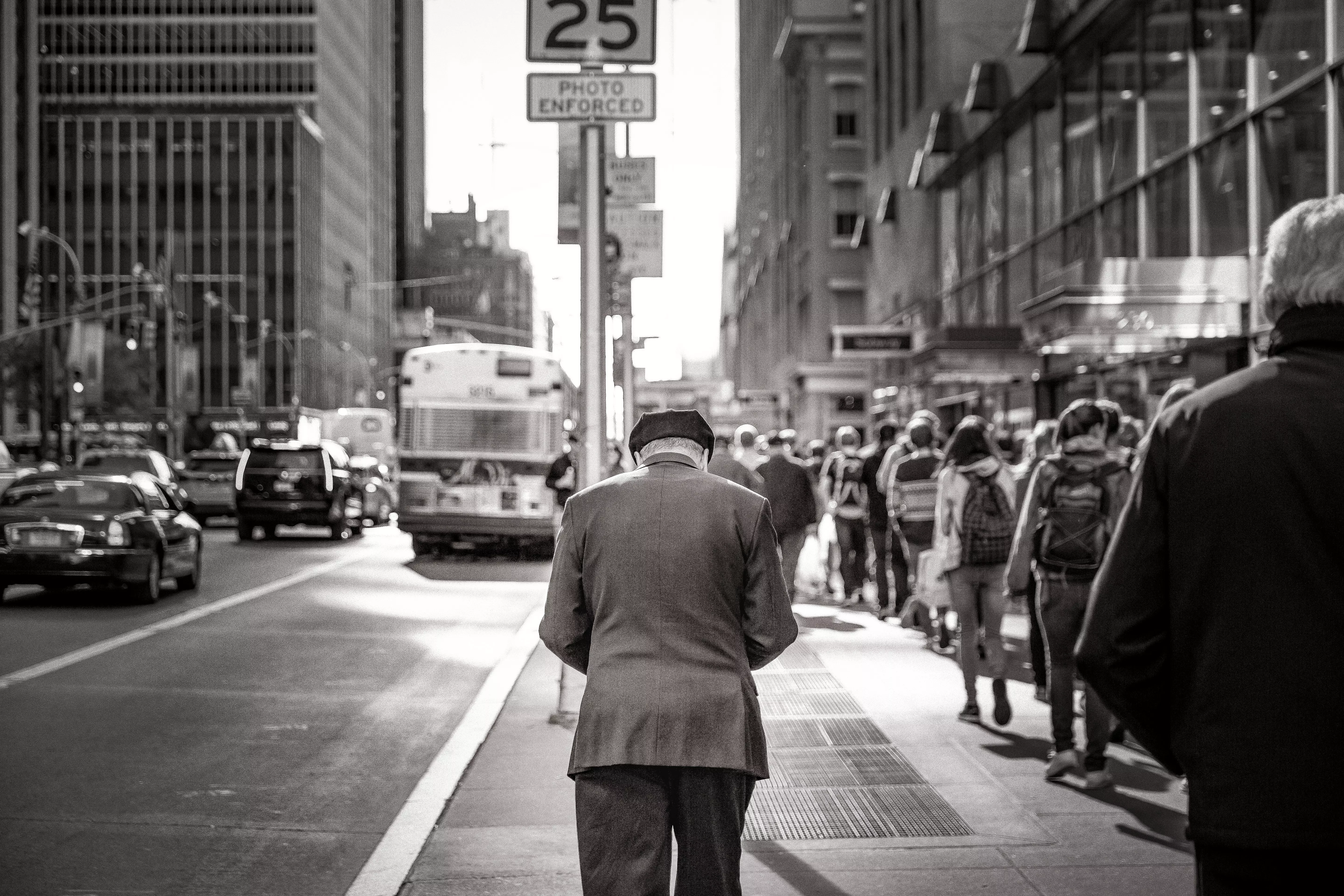 Homem com TDAH andando pela rua movimentada da cidade