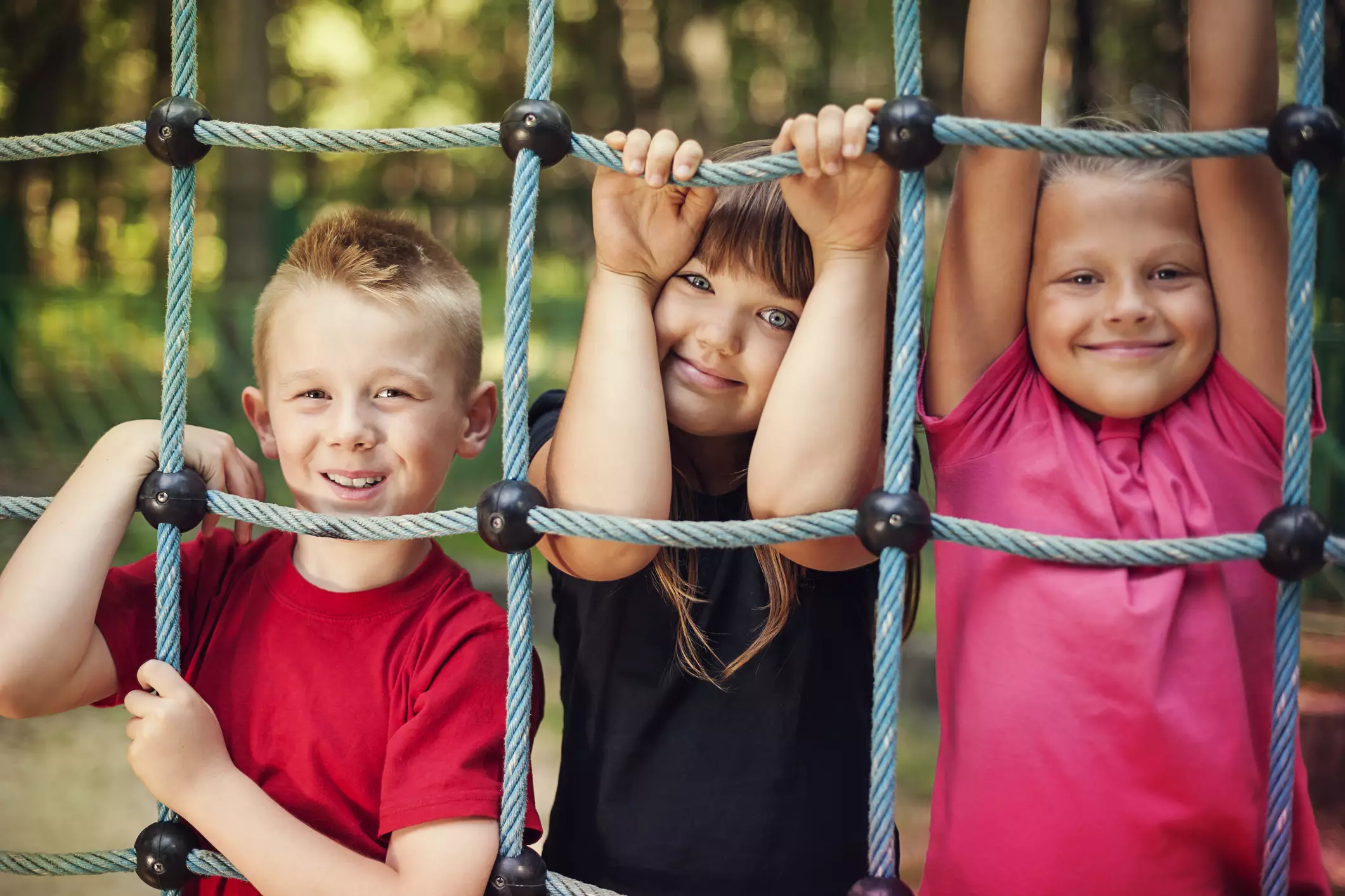 Bērni ar ADHD mācās iegūt draugus rotaļu laukumā, daloties ar kravas tīklu