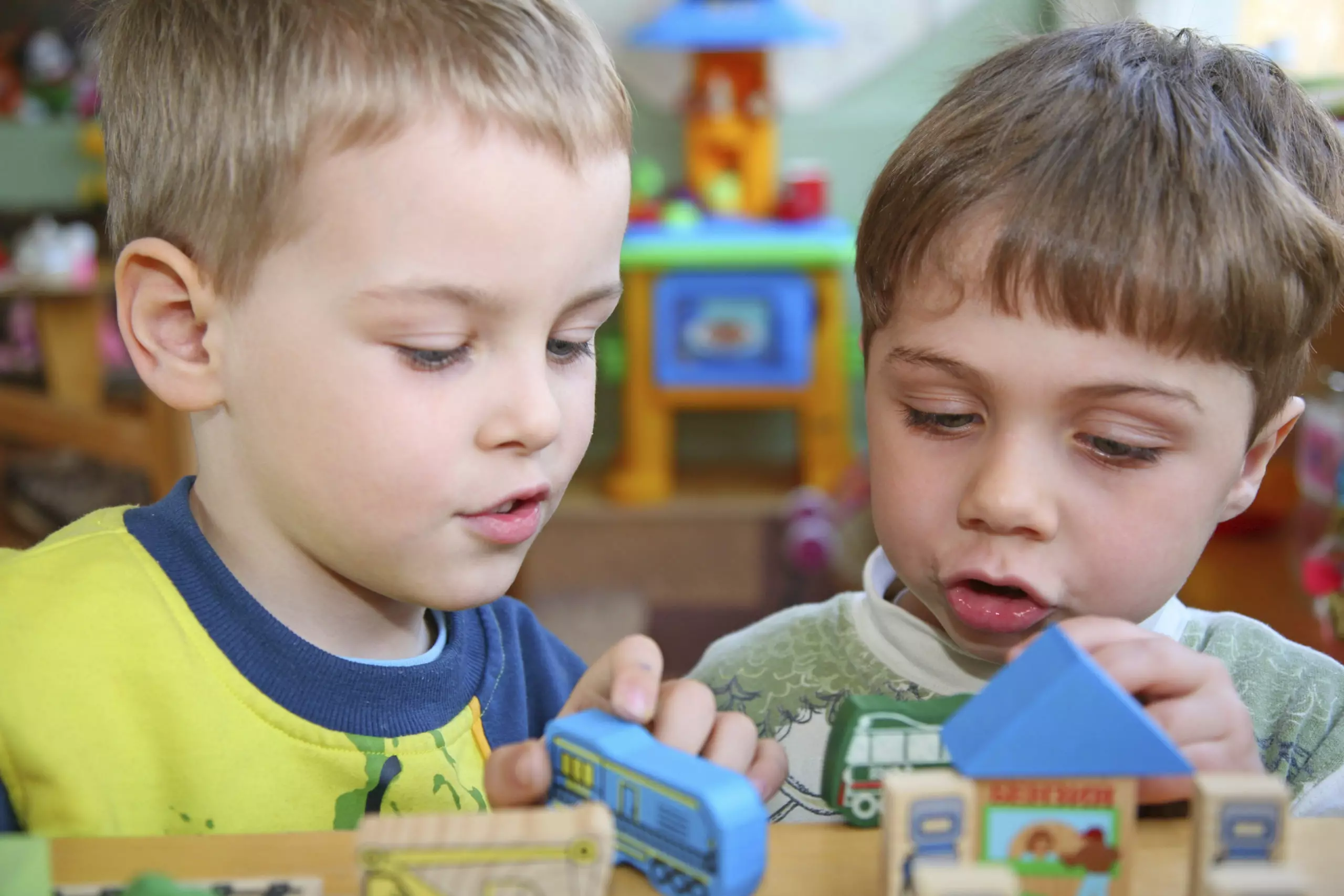 Divi bērni ar ADHD dala rotaļlietas rotaļu datumā