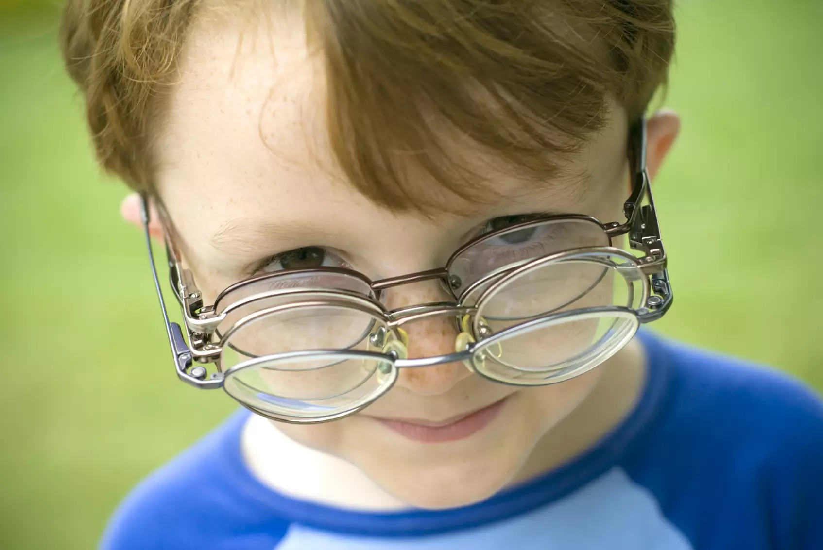 Ein Junge mit Lernschwierigkeiten trägt eine Brille.