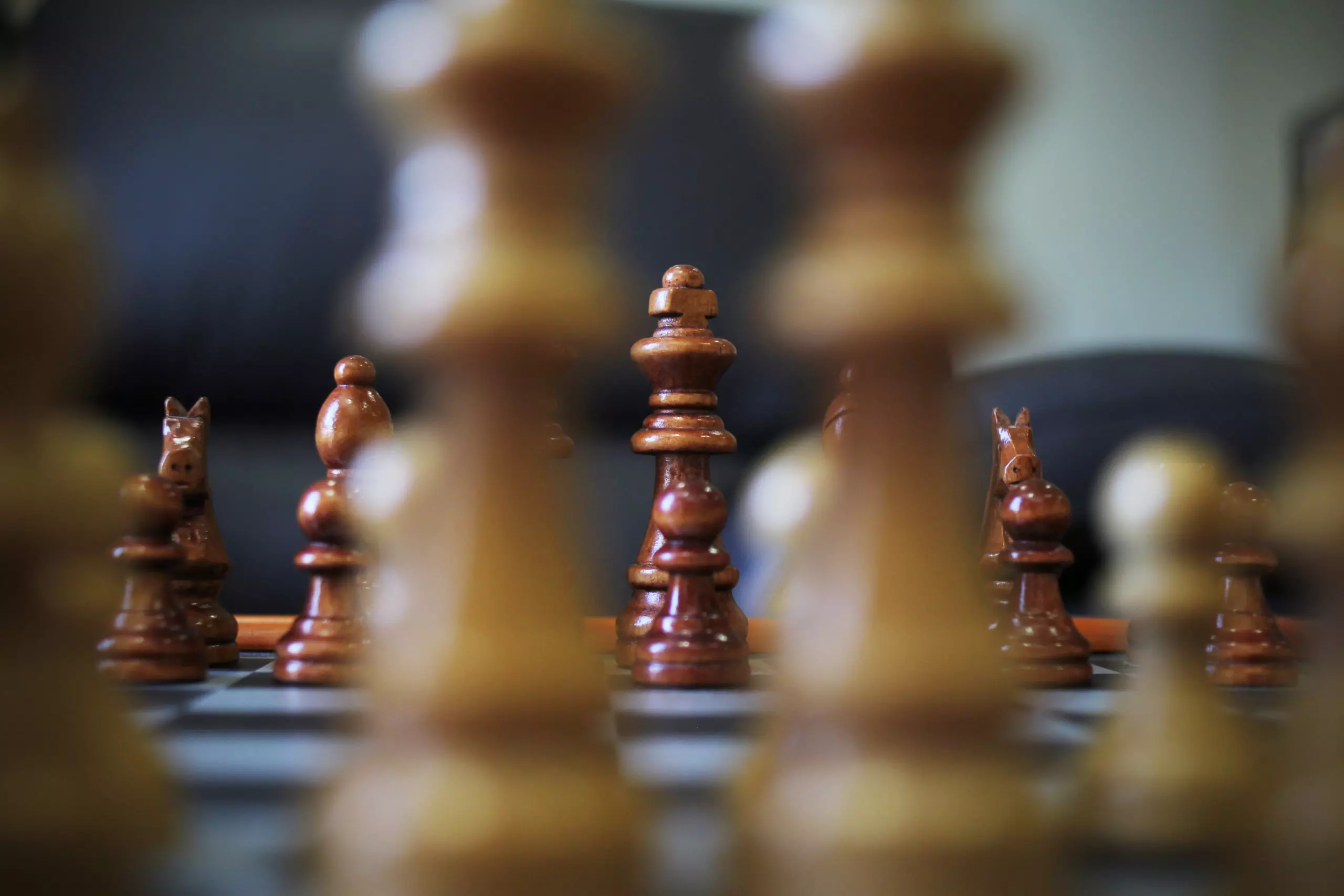 ساعد طفلك بشكل استراتيجي في مواجهة المتنمرين مثل لعبة الشطرنج