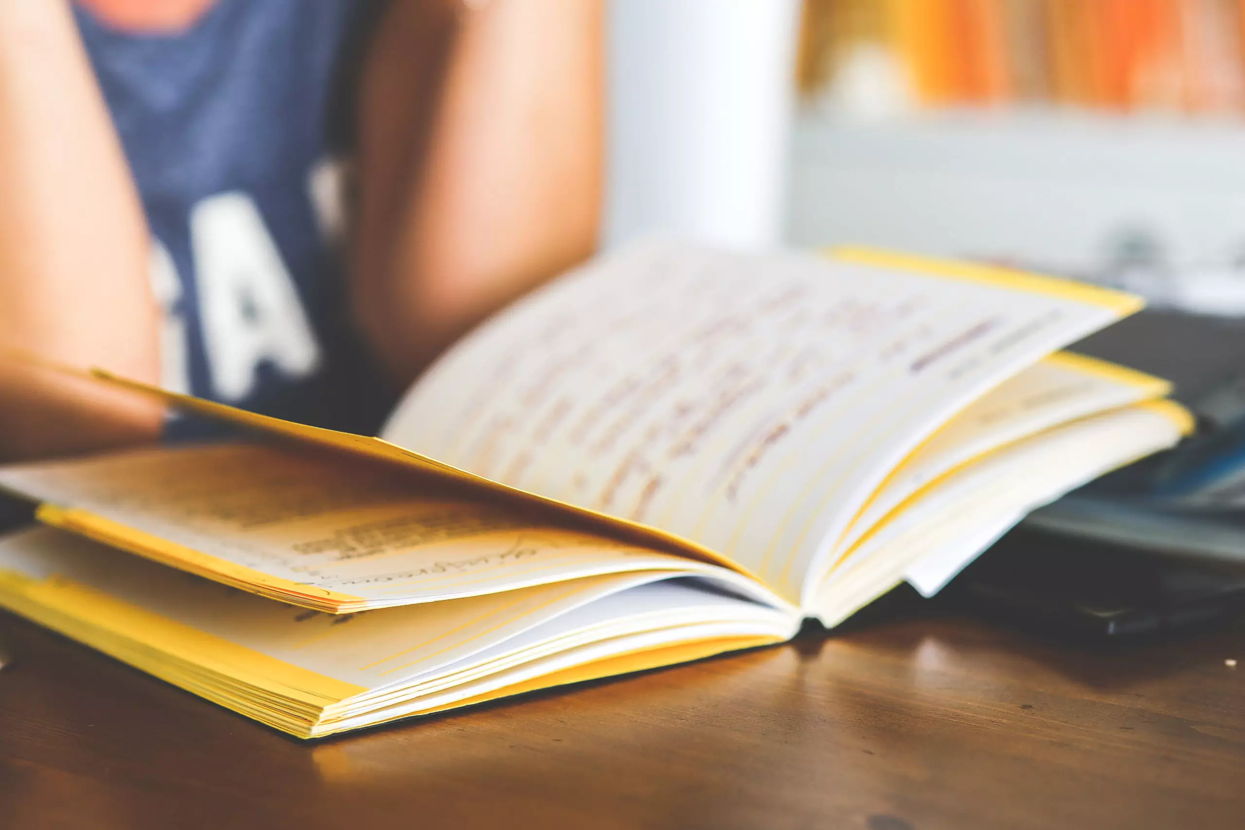 Dospívající dívka s ADHD čtení notebook na střední škole