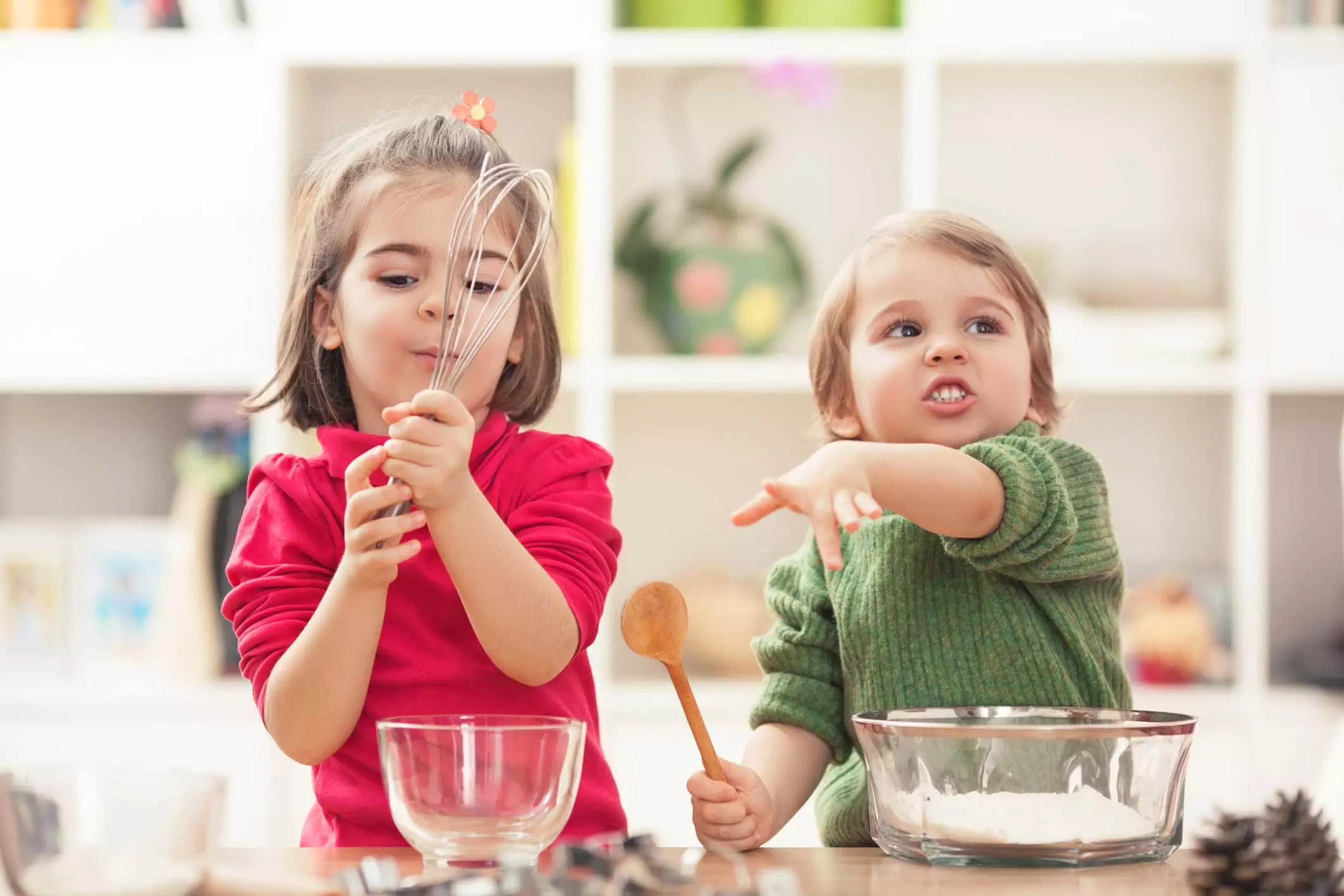 Kaksi ADHD- lasta leipoo yhdessä loman aikana