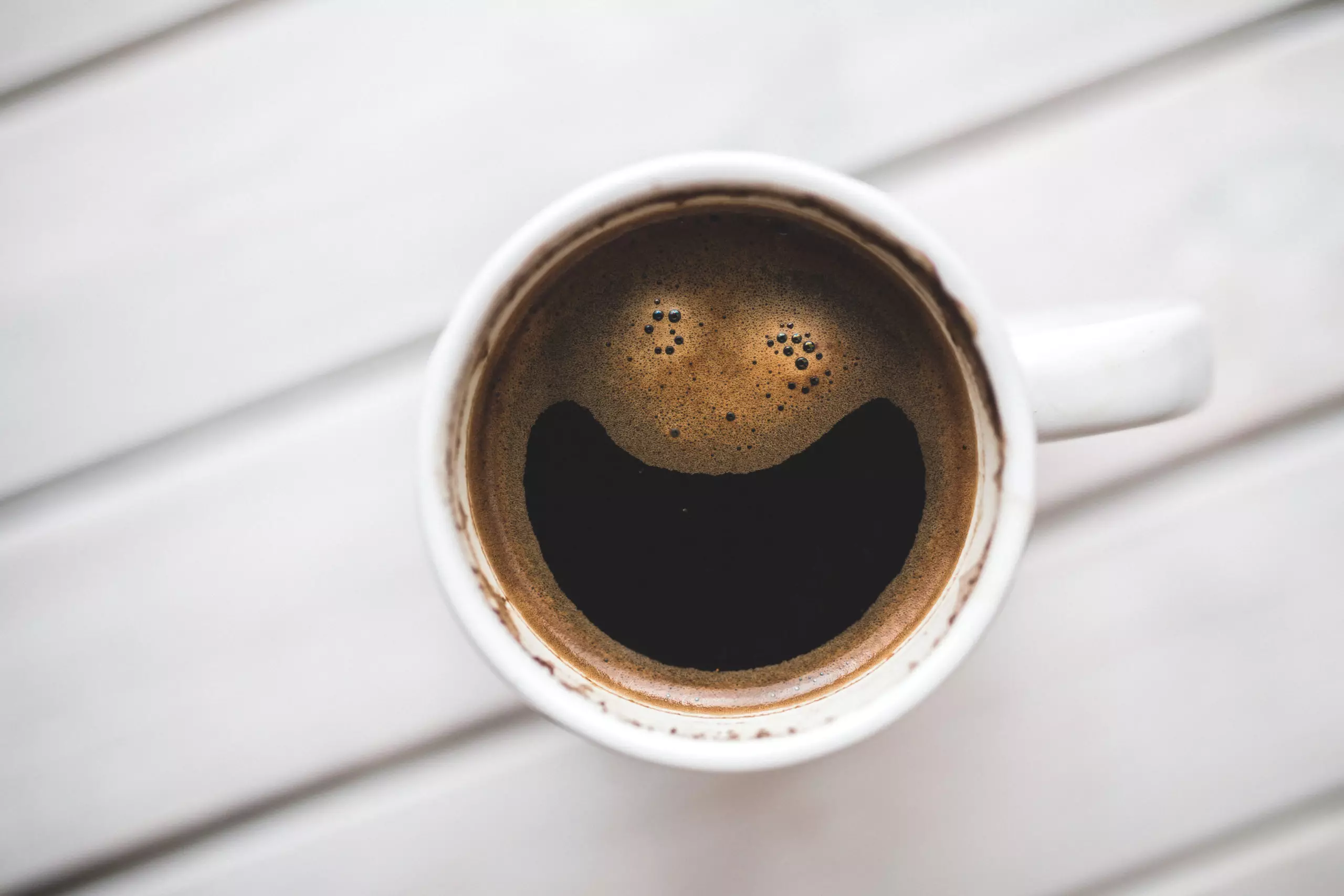 Šálka kávy obsahuje kofeín a ľudia s ADHD ju používajú ako stimulant, ktorý môže pomôcť ľuďom sústrediť sa