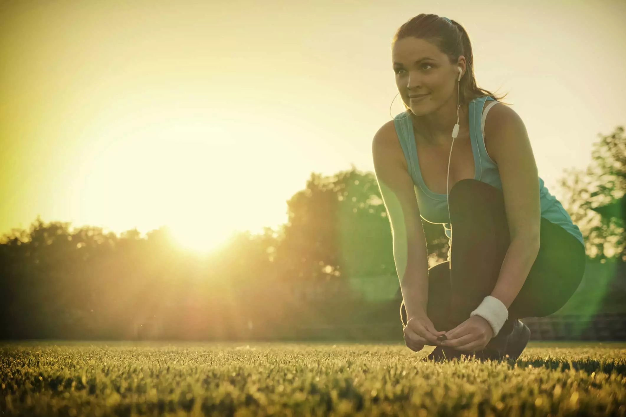 Žena cvičí pri západe slnka, pričom s príznakmi ADHD bojuje cvičením
