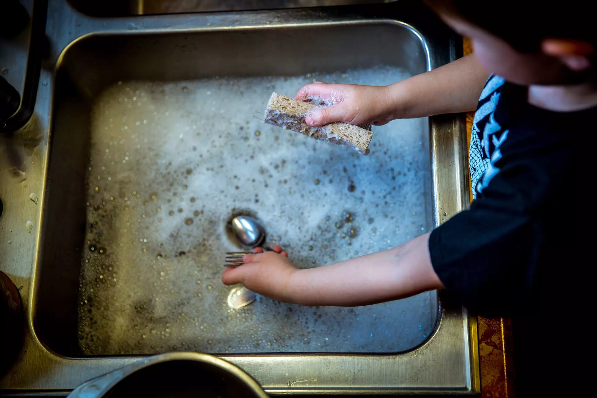 الأعمال المنزلية واضطراب فرط الحركة ونقص الانتباه لغسل الأطفال للأطباق