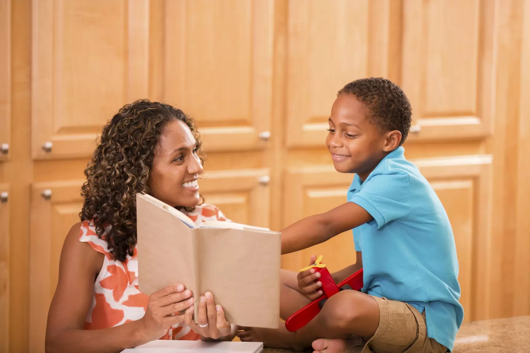 Genitore che legge un libro a suo figlio dopo una conferenza genitore-insegnante