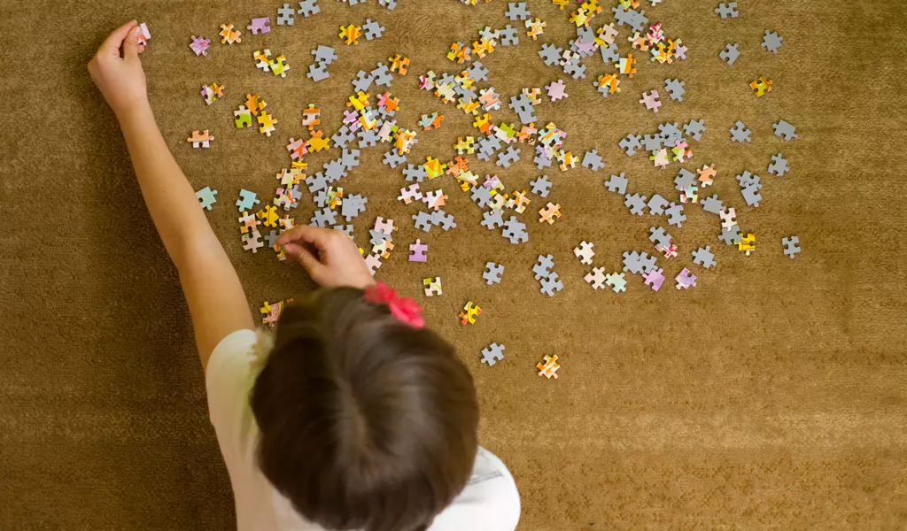 一個孩子玩拼圖以避免放學後崩潰