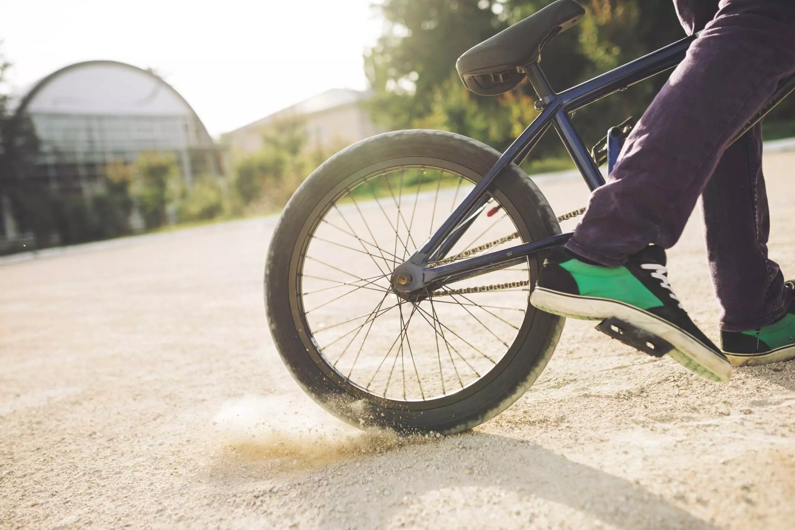 Fida infano sur biciklo, feliĉa post havi ADHD klarigita al li