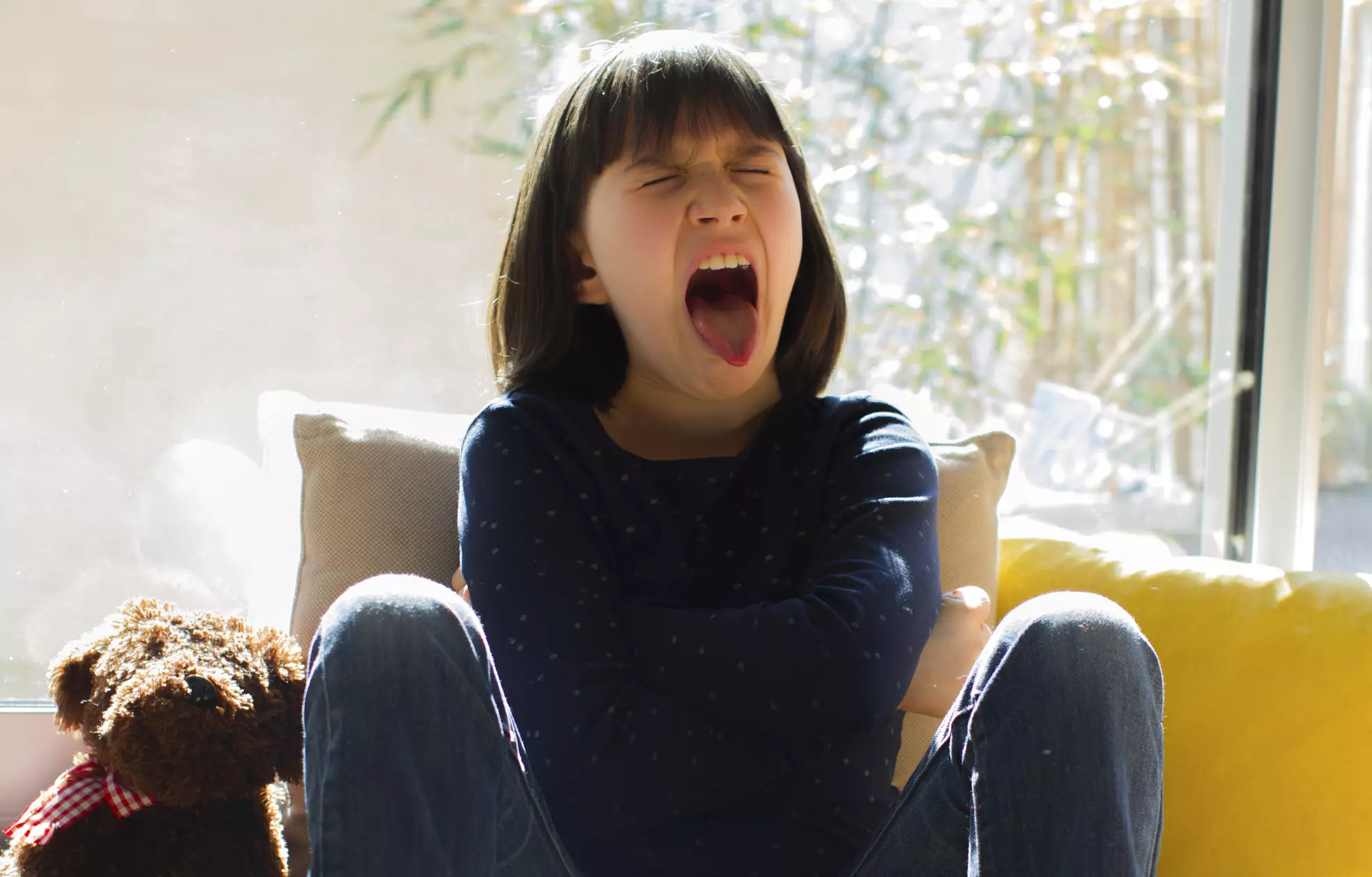 Frustrirana, bijesna djevojka viče jer ne može objasniti koliko je teško imati ADHD, njene emocije
