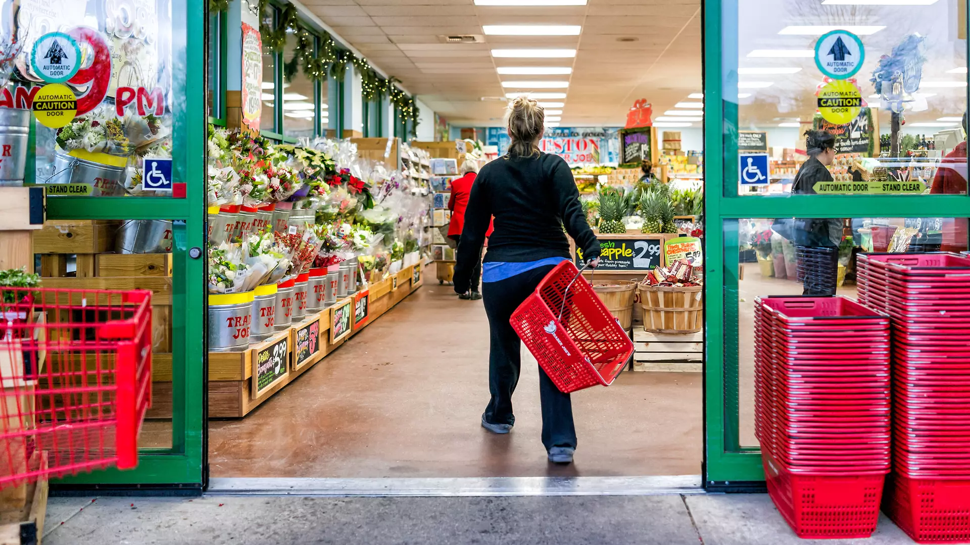 femeie care intră în supermarket după ce a învățat câteva sfaturi utile pentru a face cumpărăturile alimentare mai puțin grele
