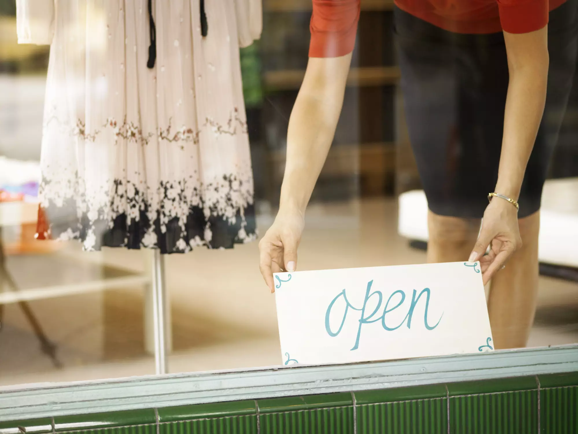 一位患有多动症的小企业主在她的商店橱窗里放了一个开放的标志。