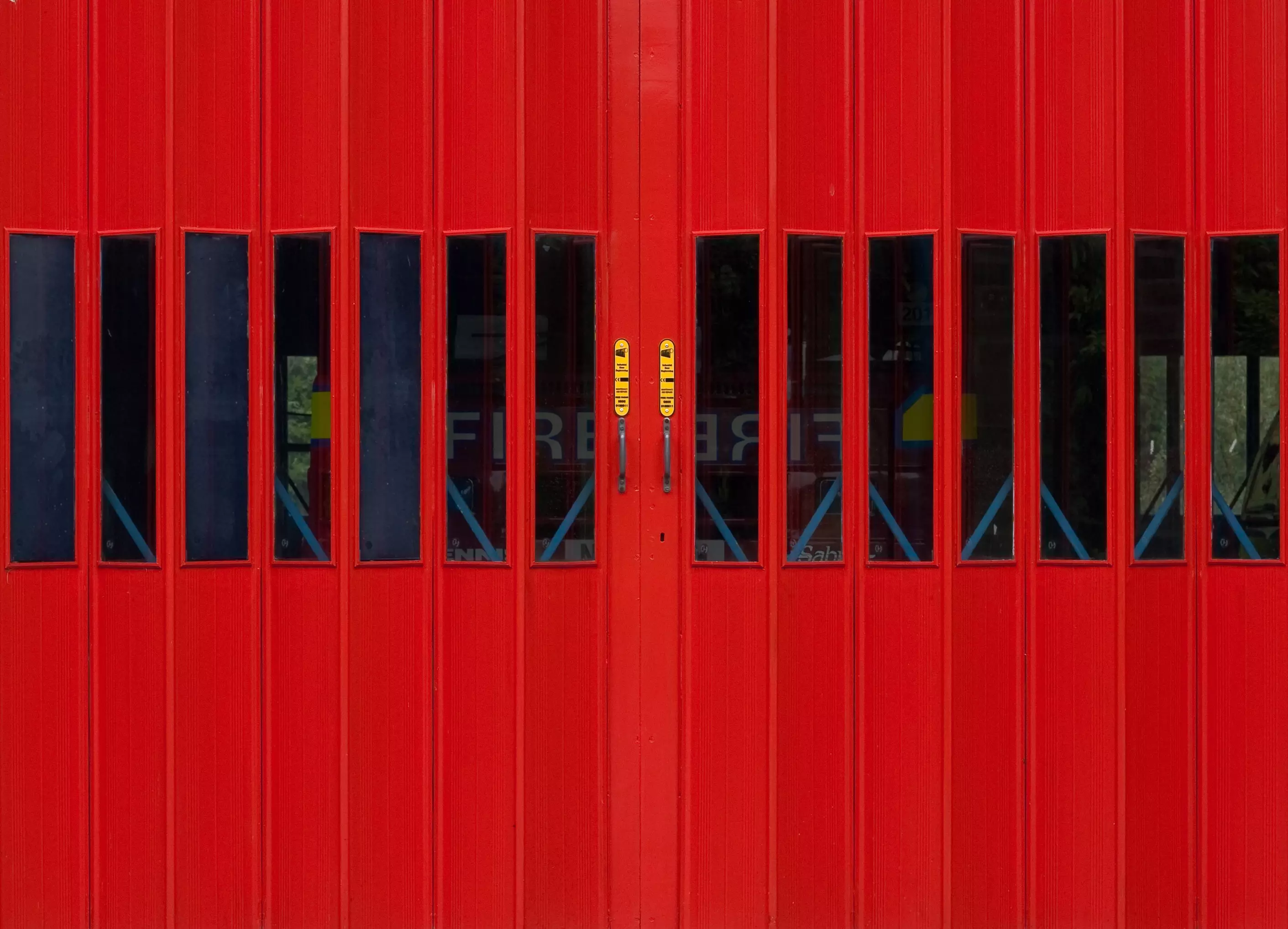 Samhällstjänst: Röda brandhusdörrar