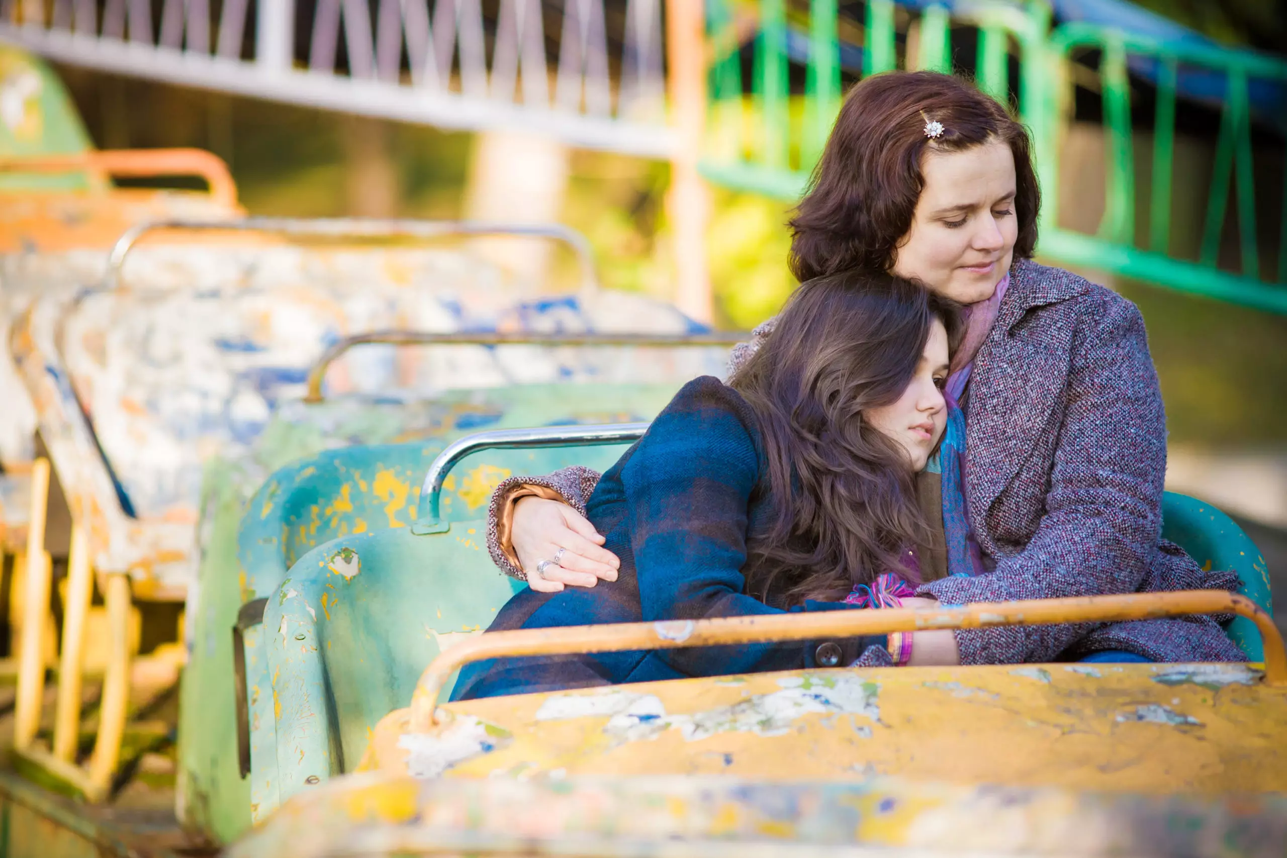 Bir anne ve kızı bir roller coaster'a sarılıyor, DEHB ile gelebilecek ebeveynlikle ilgili suçluluk duygusunun üstesinden geliyor