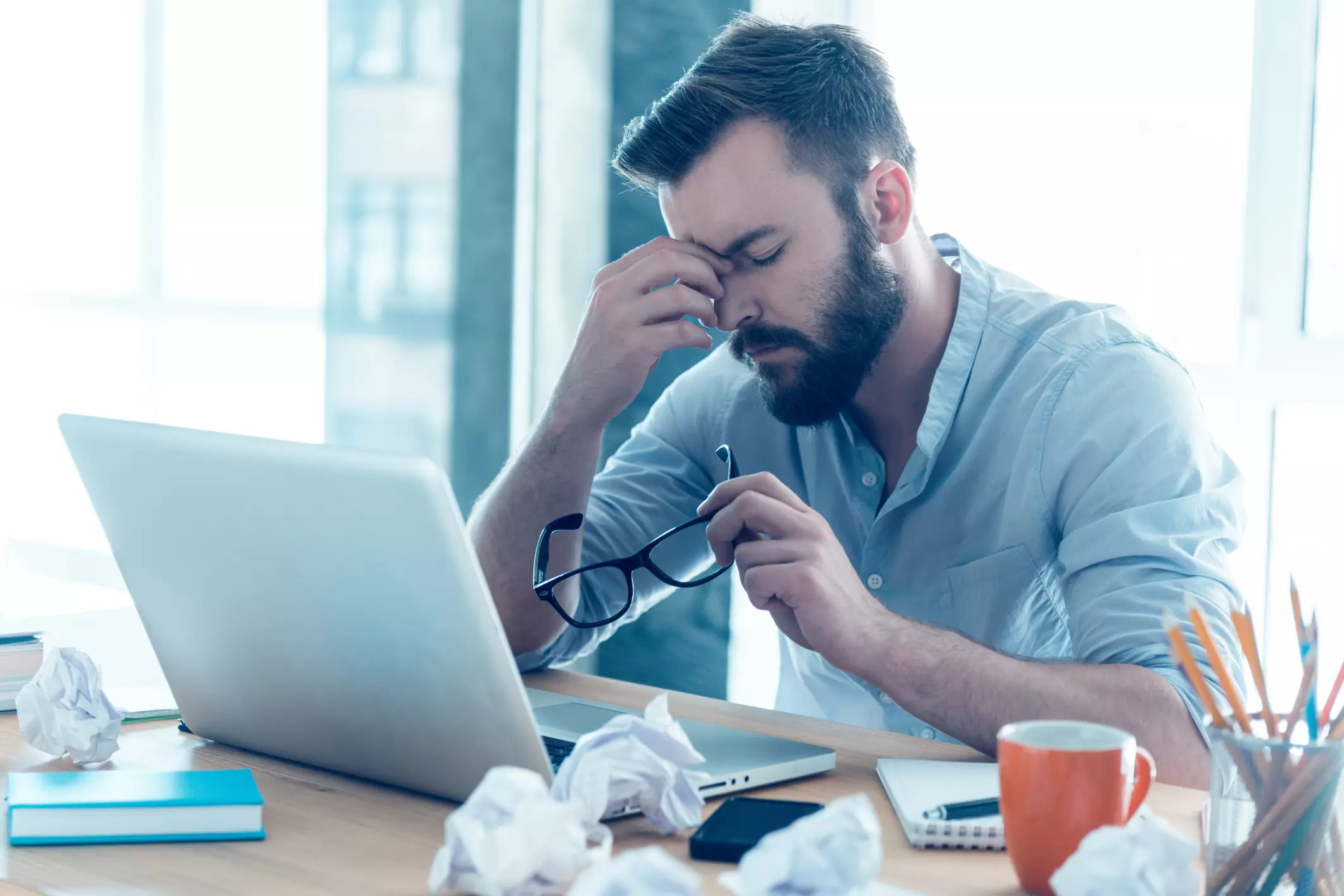 Man mei ADHD fielt stressed by syn kompjûter.