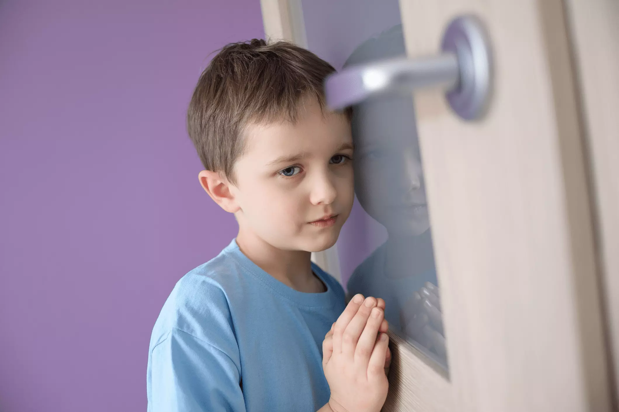 El noi amb TDAH escolta per una porta i es pregunta