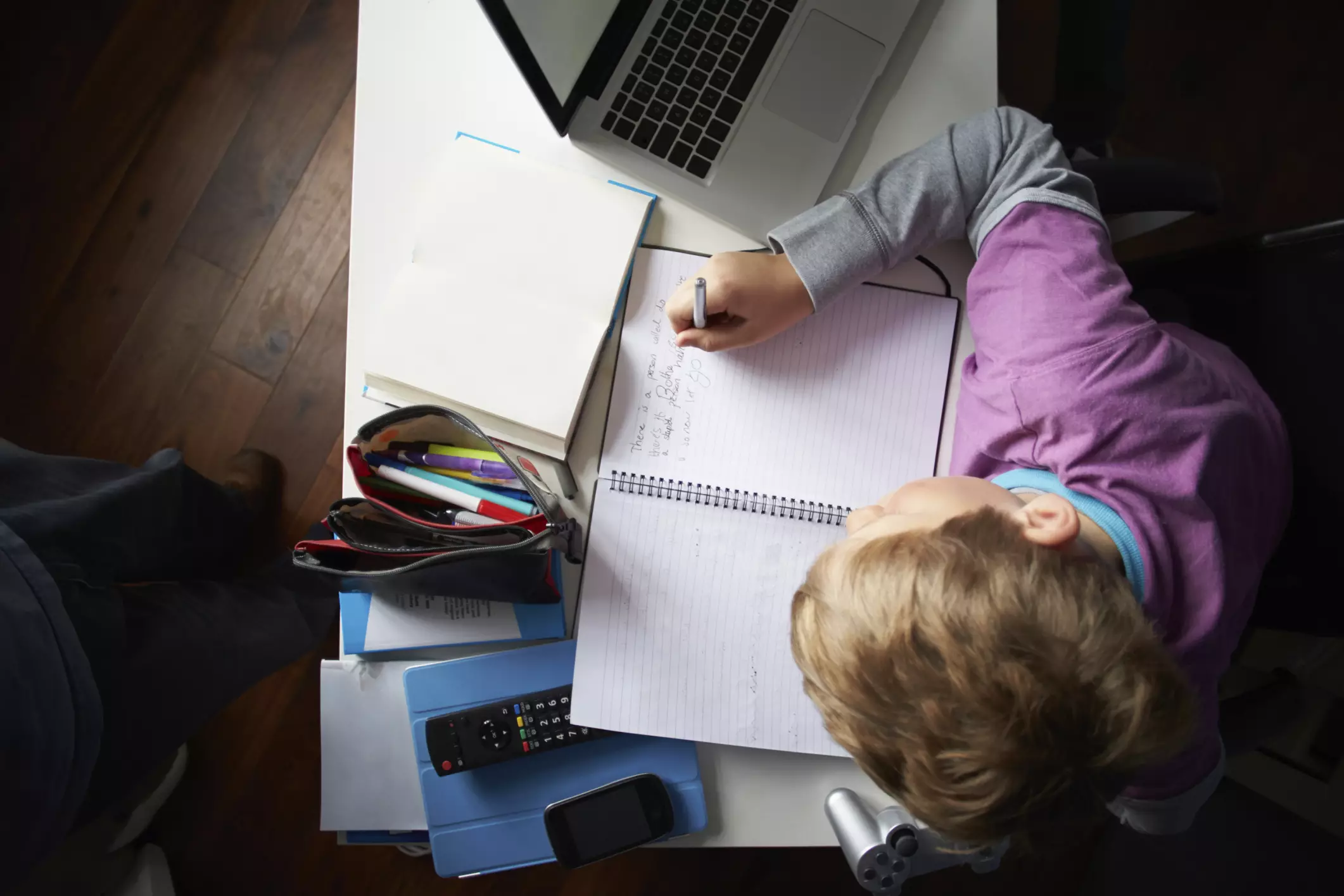 Zēns ar ADHD klusā vietā pilda mājasdarbus skolai
