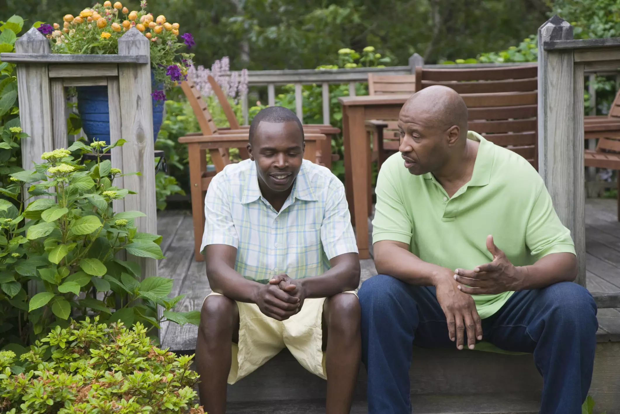 To menn snakker om ADHD på verandaen i bakgården