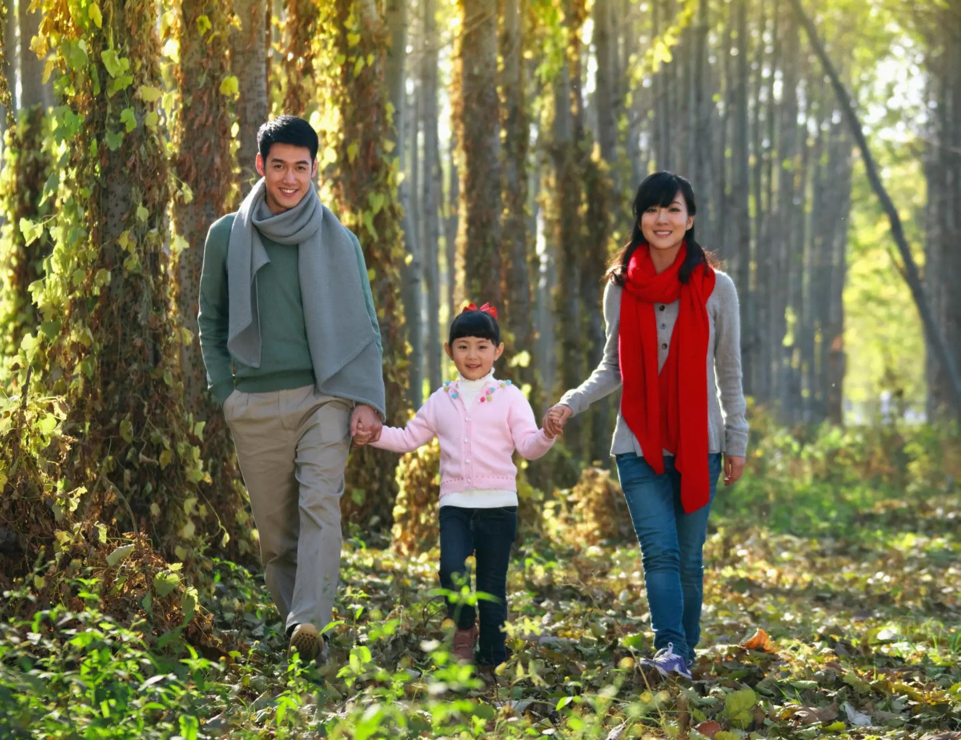 En familj tar en promenad tillsammans i skogen, ett sätt att stoppa ångest naturligt