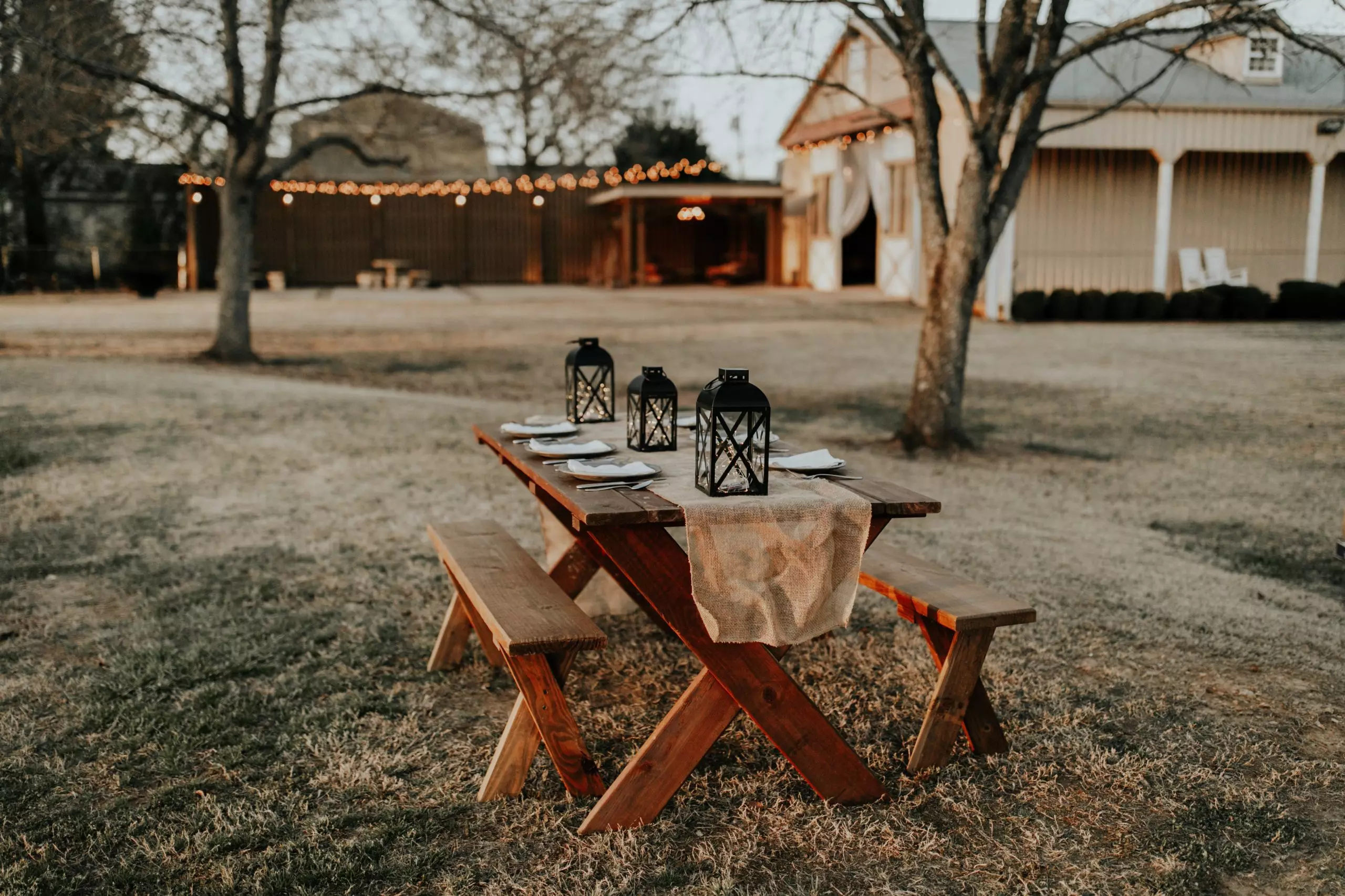 outdoor picnic table set na walang tao