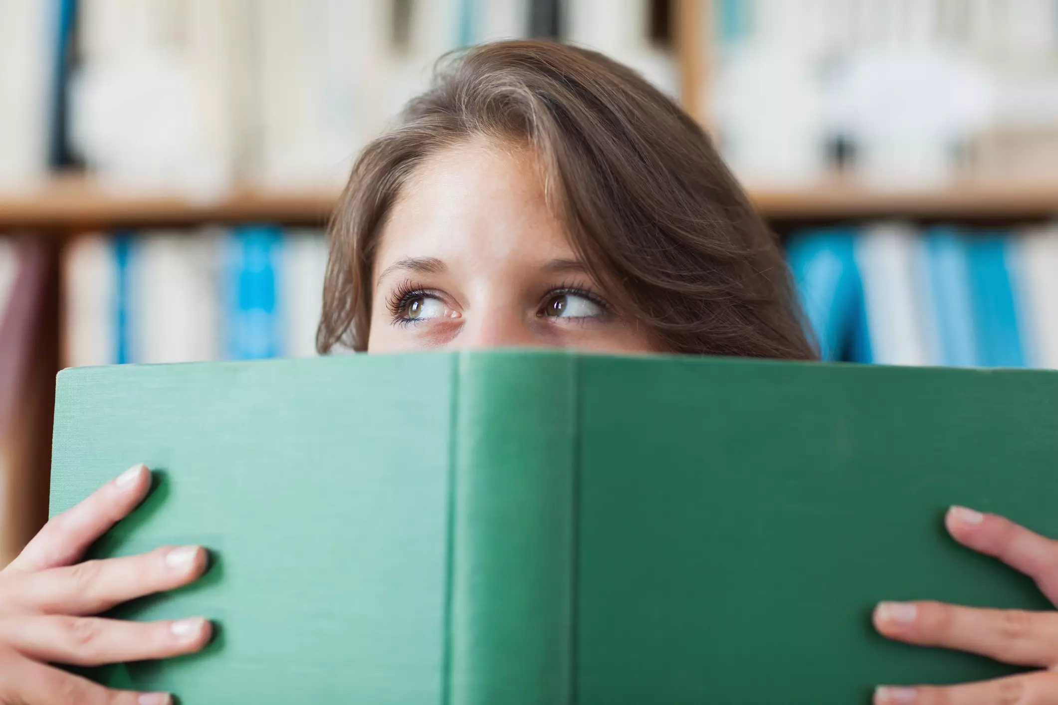 Študentka drži knjigo o tem, kako je ADHD resničen.