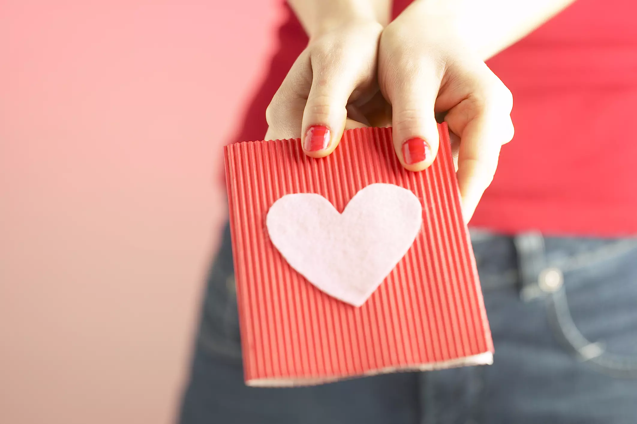 Gruaja me ADHD duke dhënë një kartë me një zemër