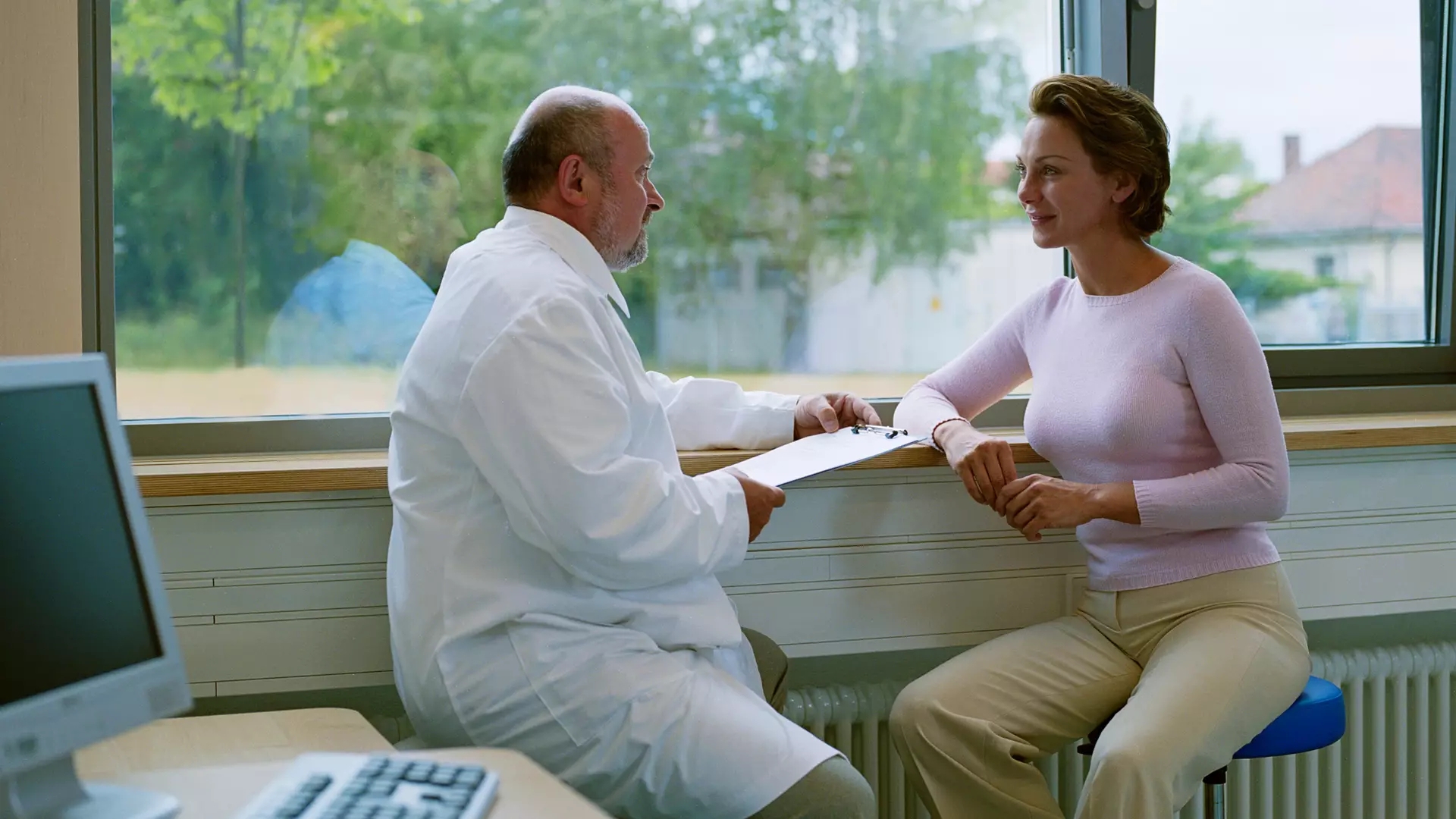 Le médecin et la patiente discutent des symptômes qui se chevauchent entre le TDAH et la ménopause.