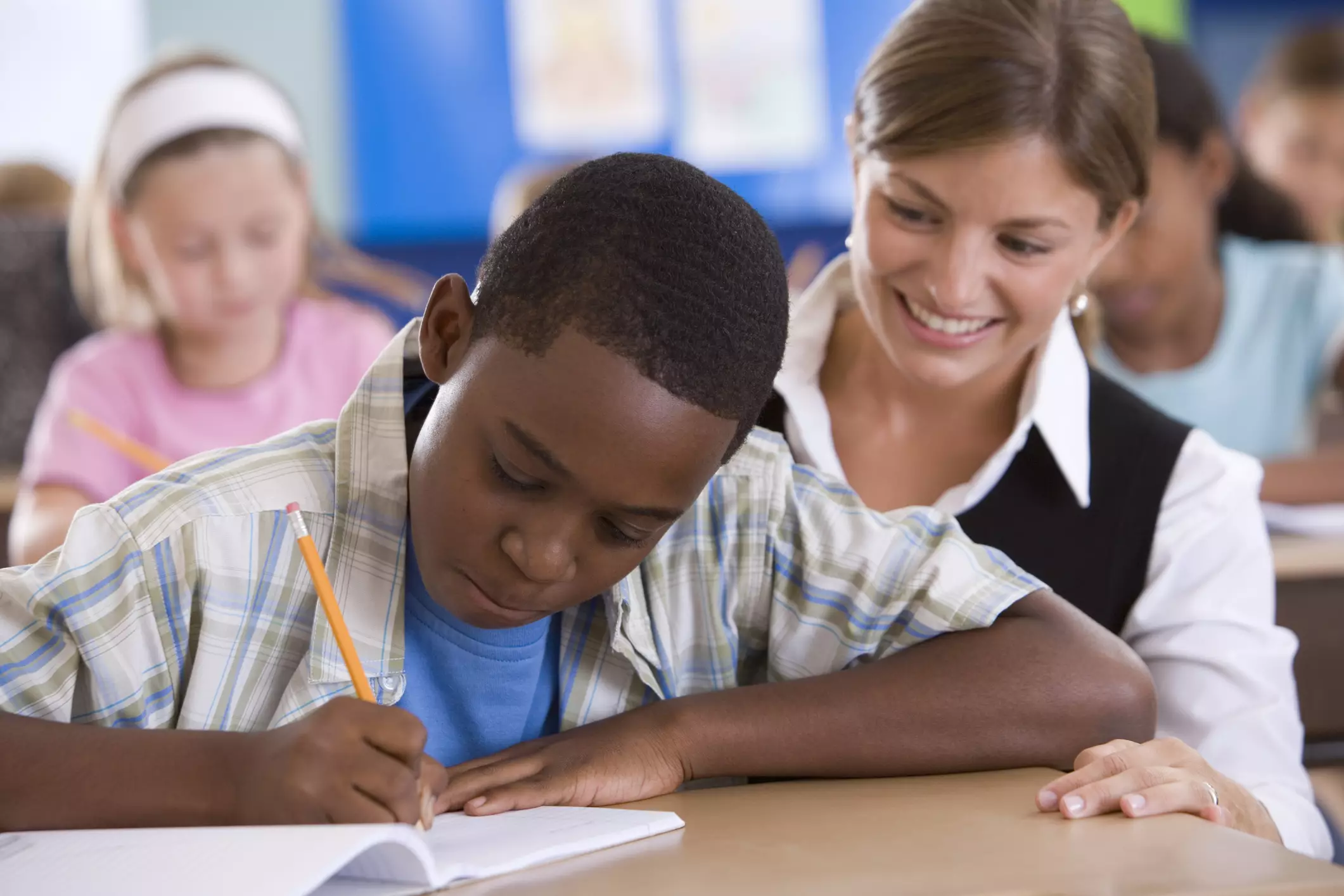 Seorang anak laki-laki dengan ADHD menggunakan strategi menulis di kelas