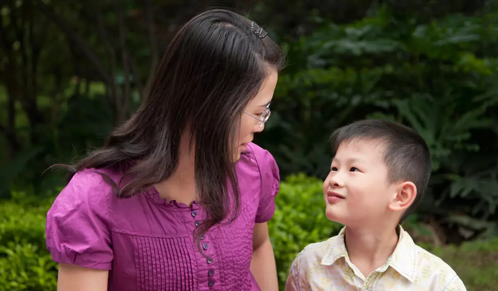 Mare explicant el diagnòstic al fill amb TDAH a l'exterior