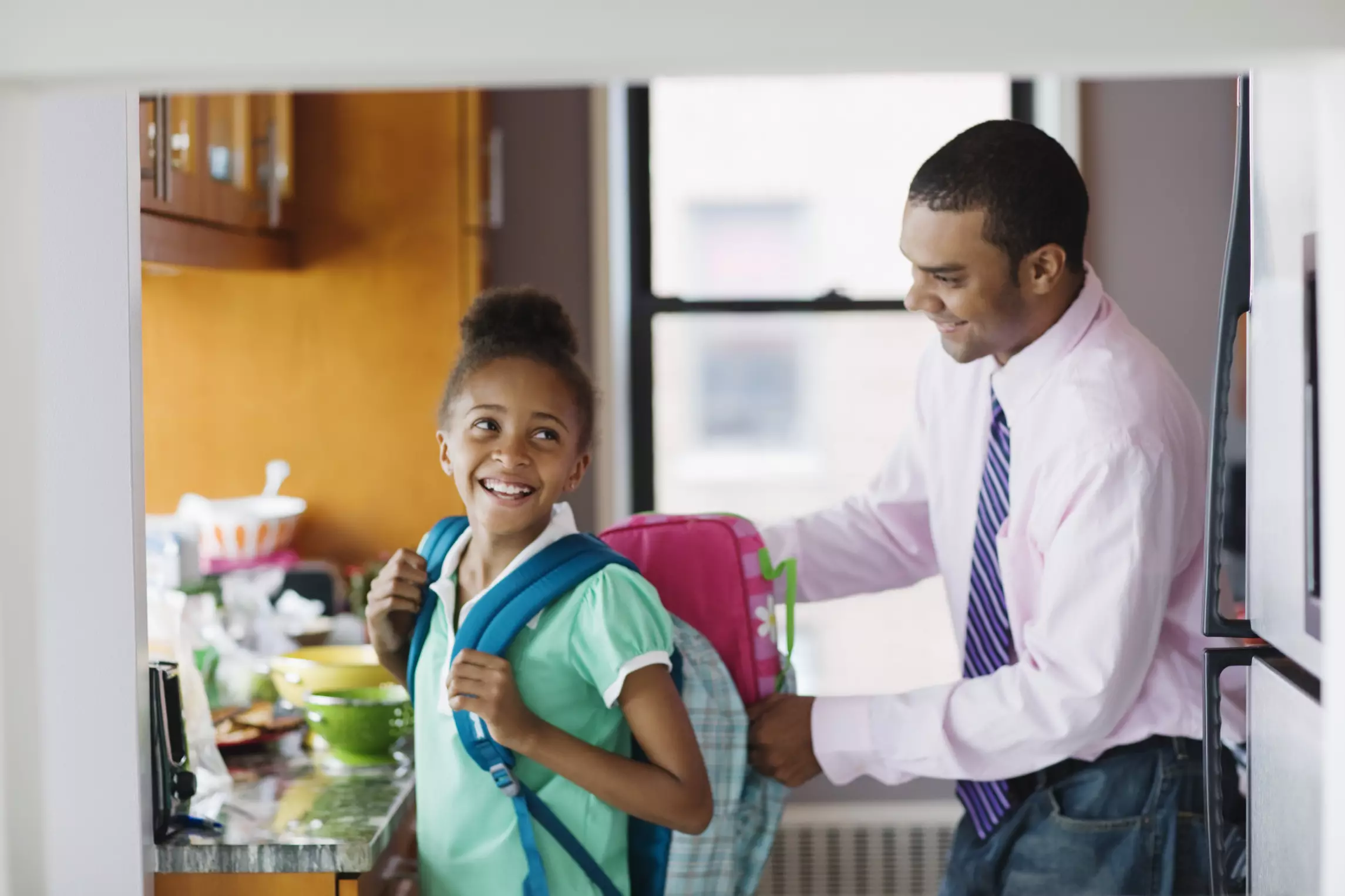 Un padre y una hija tienen una mañana feliz y se preparan para ir a la escuela