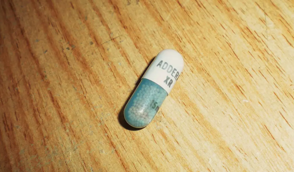 Yksi Adderall-pilleri pöydällä, jota käytetään ADHD-oireiden hoitoon